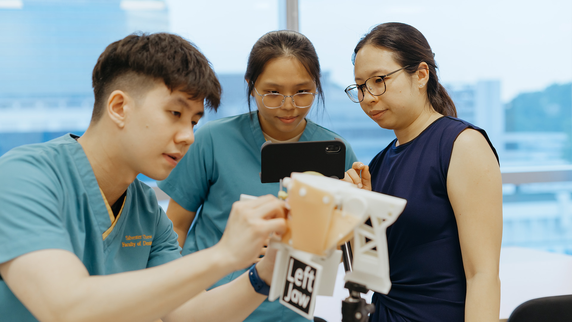‘X’ marks the spot: Dentistry students sharpen their radiography skills ...