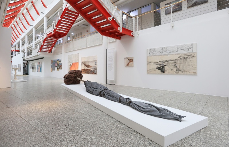 Museum Würth zeigt Ausstellung „Verhüllt, verschnürt, gestapelt“ zu ...