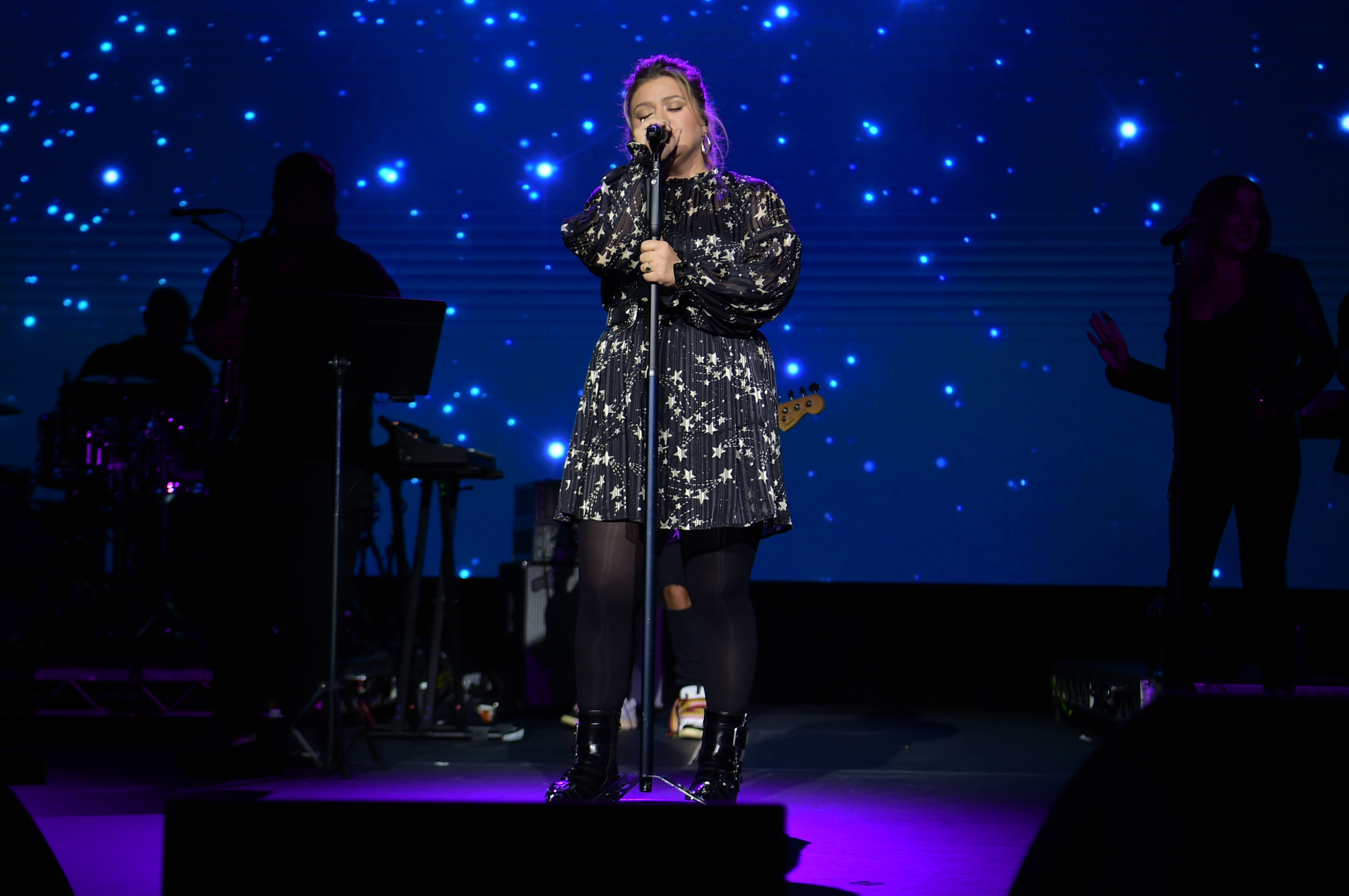 Kelly Clarkson and NCL Celebrate 100 teachers at Texas Debut