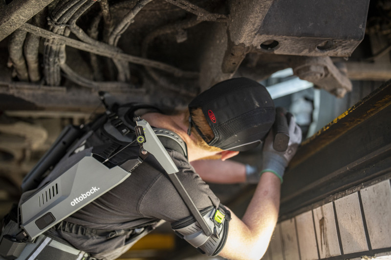 MAN setzt auf Exoskelette für Werkstätten: Ergonomische Lösungen für gesündere Arbeitsplätze