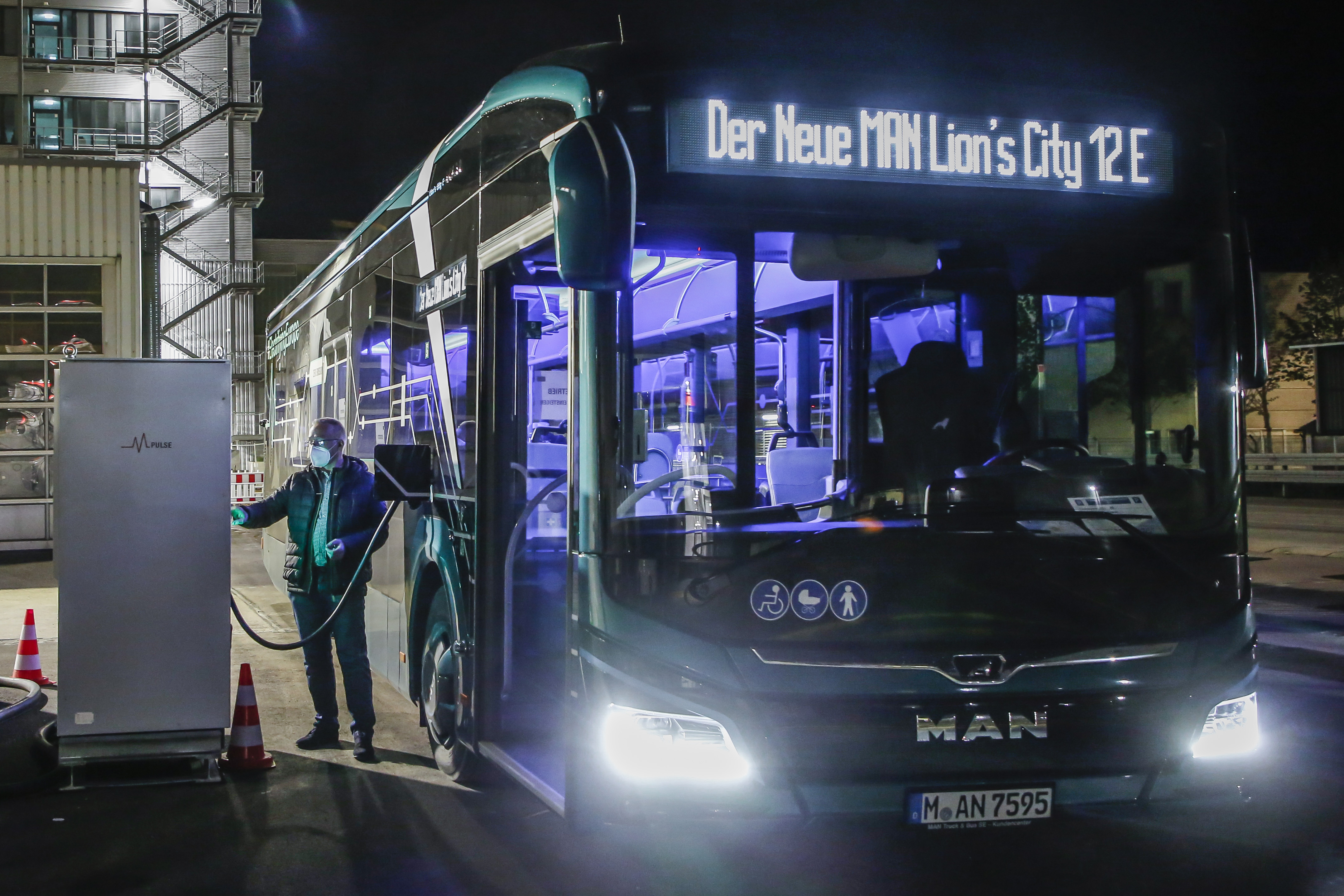 MAN sets the standard for range: Fully electric bus breaks the 550 ...