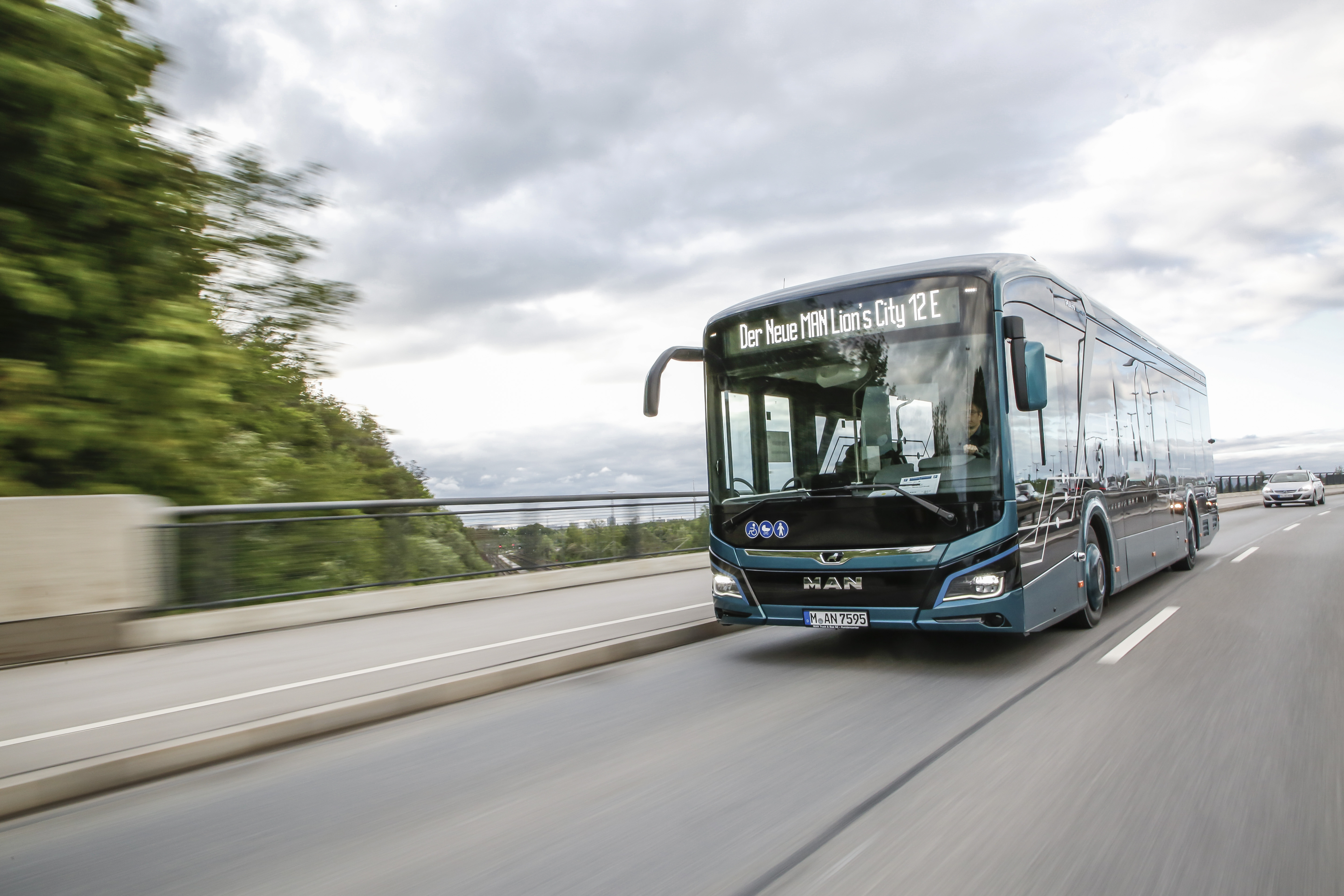 MAN sets the standard for range: Fully electric bus breaks the 550 ...