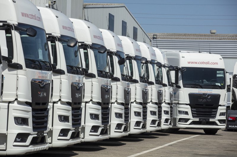 MAN Truck & Bus entrega 12 cabezas tractoras TGX 18.520 a la empresa ...