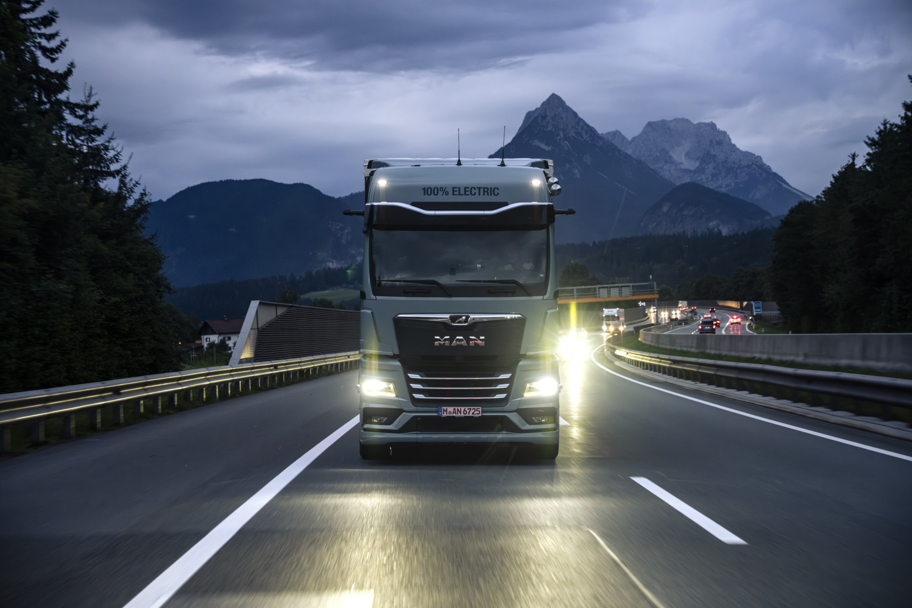 Traversée nocturne du col du Brenner avec un camion électrique MAN