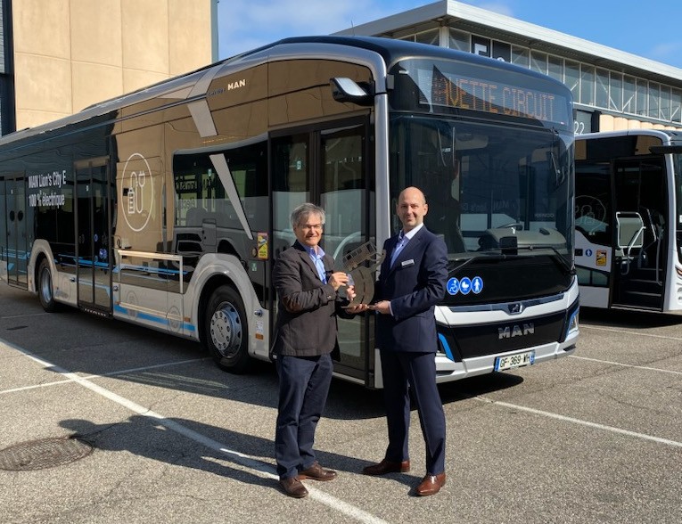 Remise en France du trophée du Bus of the Year 2023