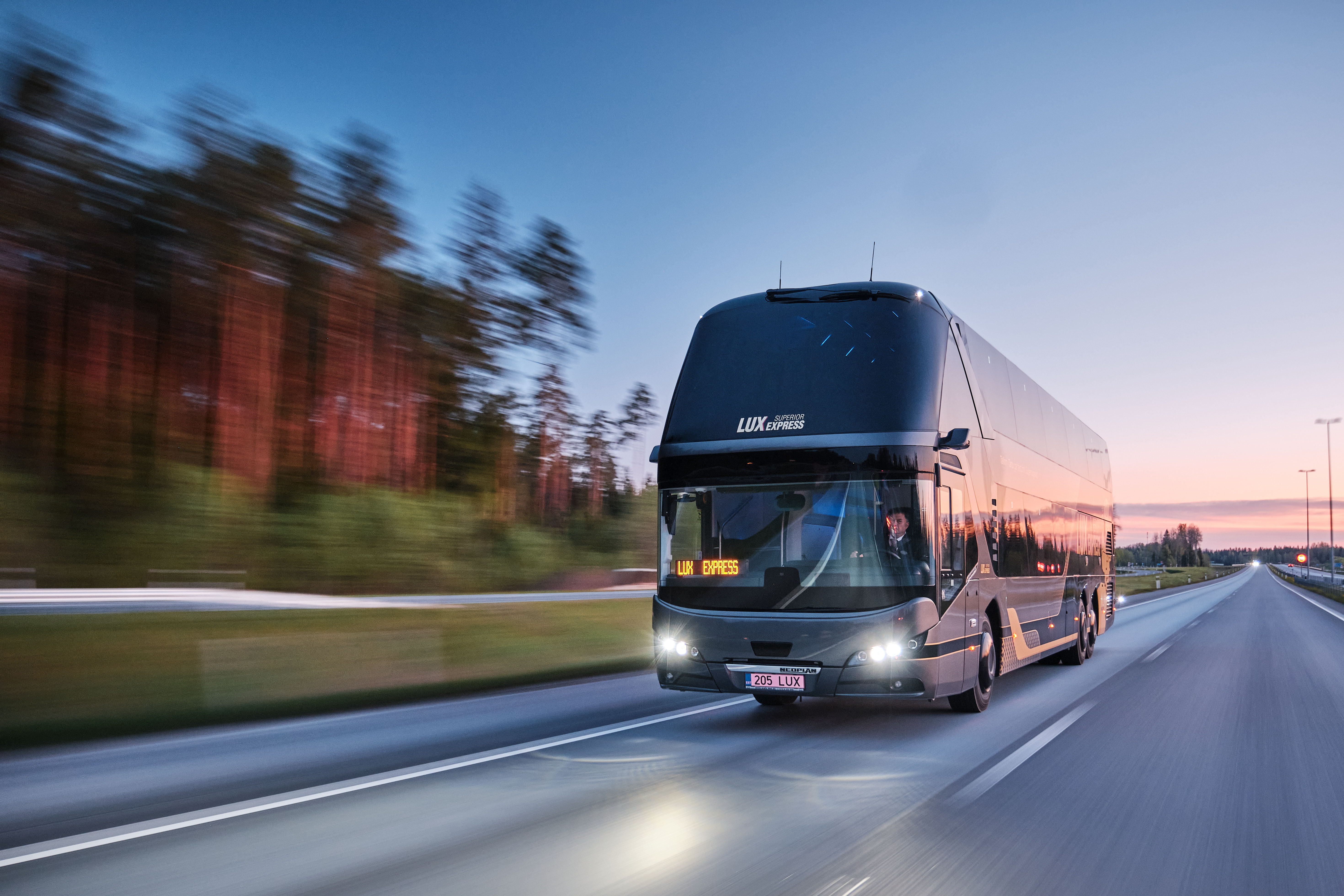 Le NEOPLAN Skyliner assure aux passagers un voyage confortable entre ...