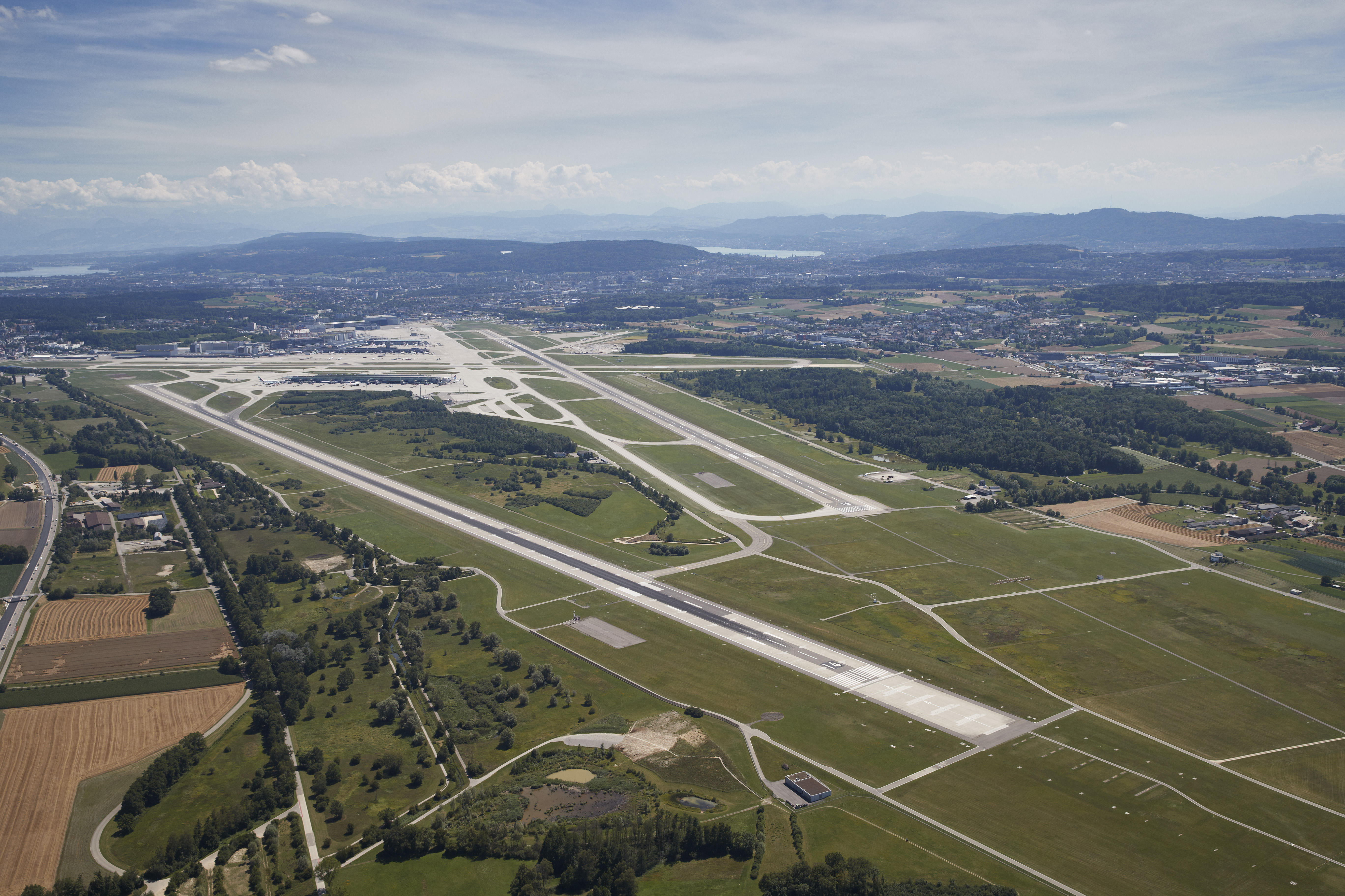 Night-time construction and maintenance work at Zurich Airport