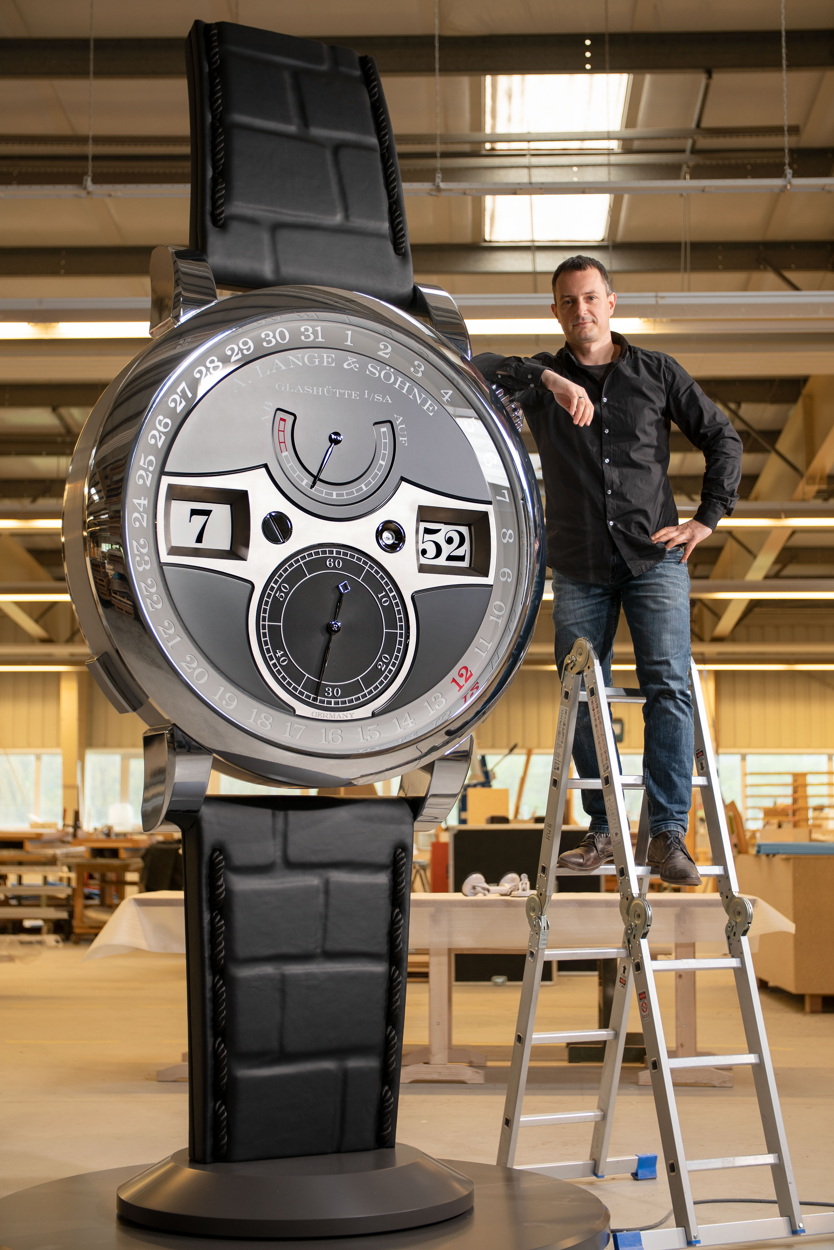 A giant watch in the heart of Milan