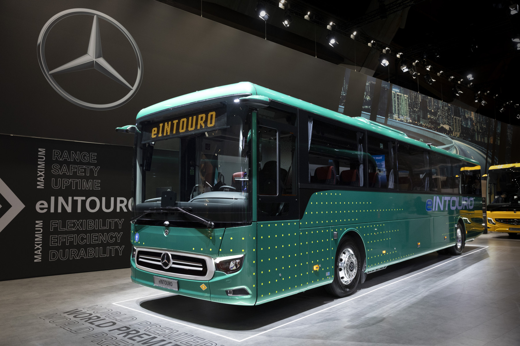 Daimler Buses célèbre la première mondiale du Mercedes-Benz eIntouro au ...