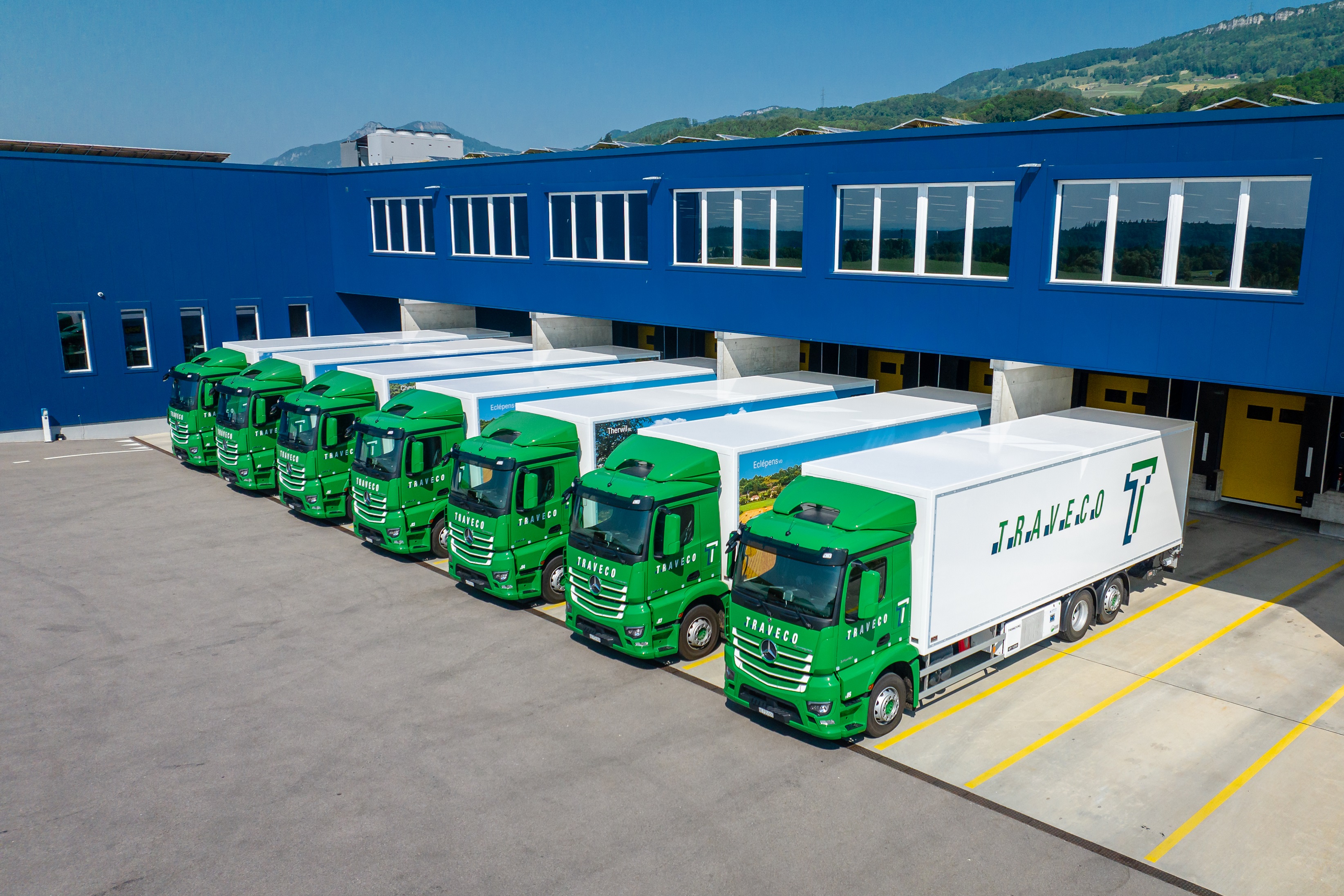 Acht neue Mercedes-Benz Actros für die TRAVECO Transporte AG