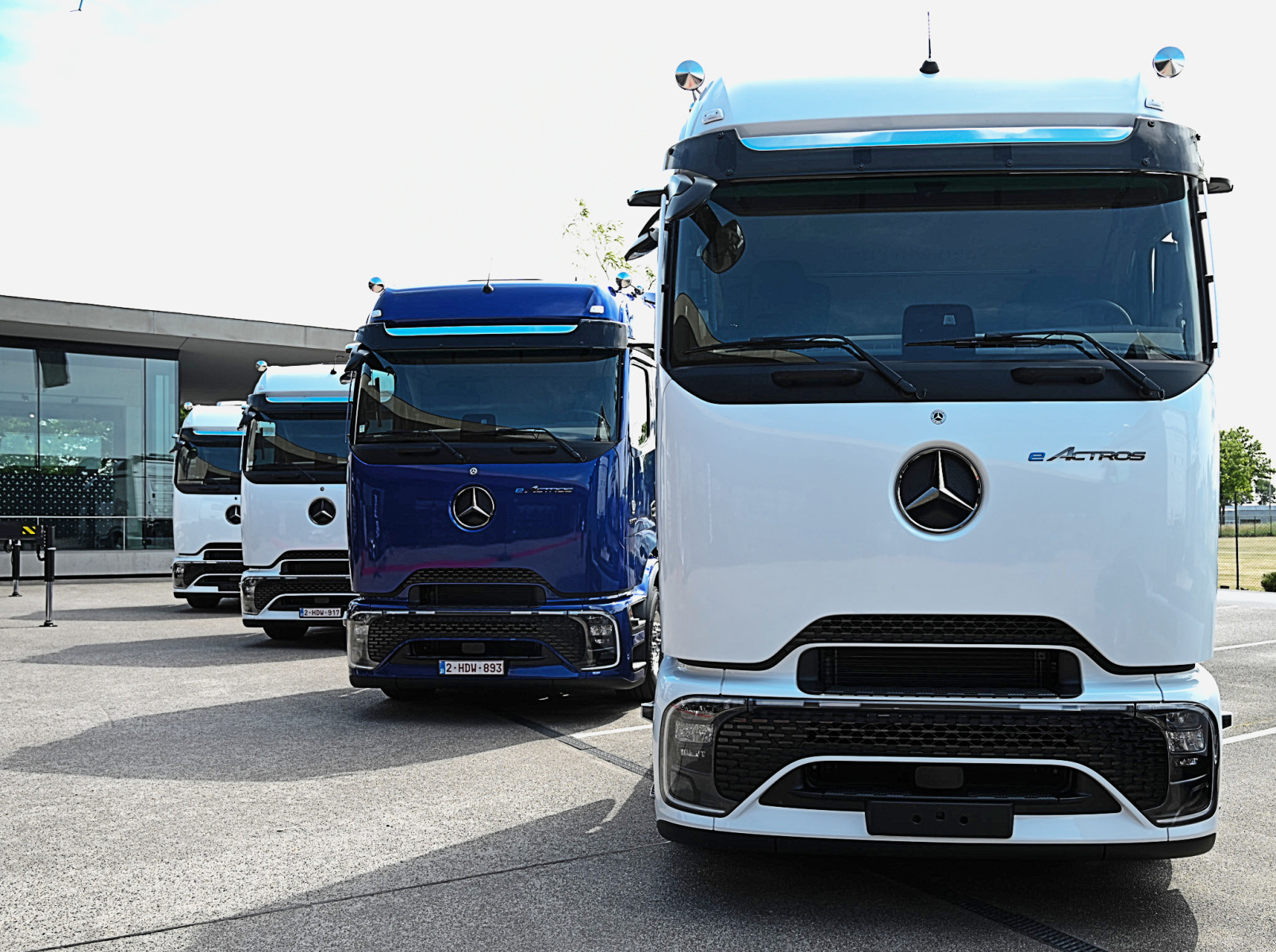 Eerste Belgische eActros 600-voertuigen geleverd aan VM Milktrans en Sovedo Logistics
