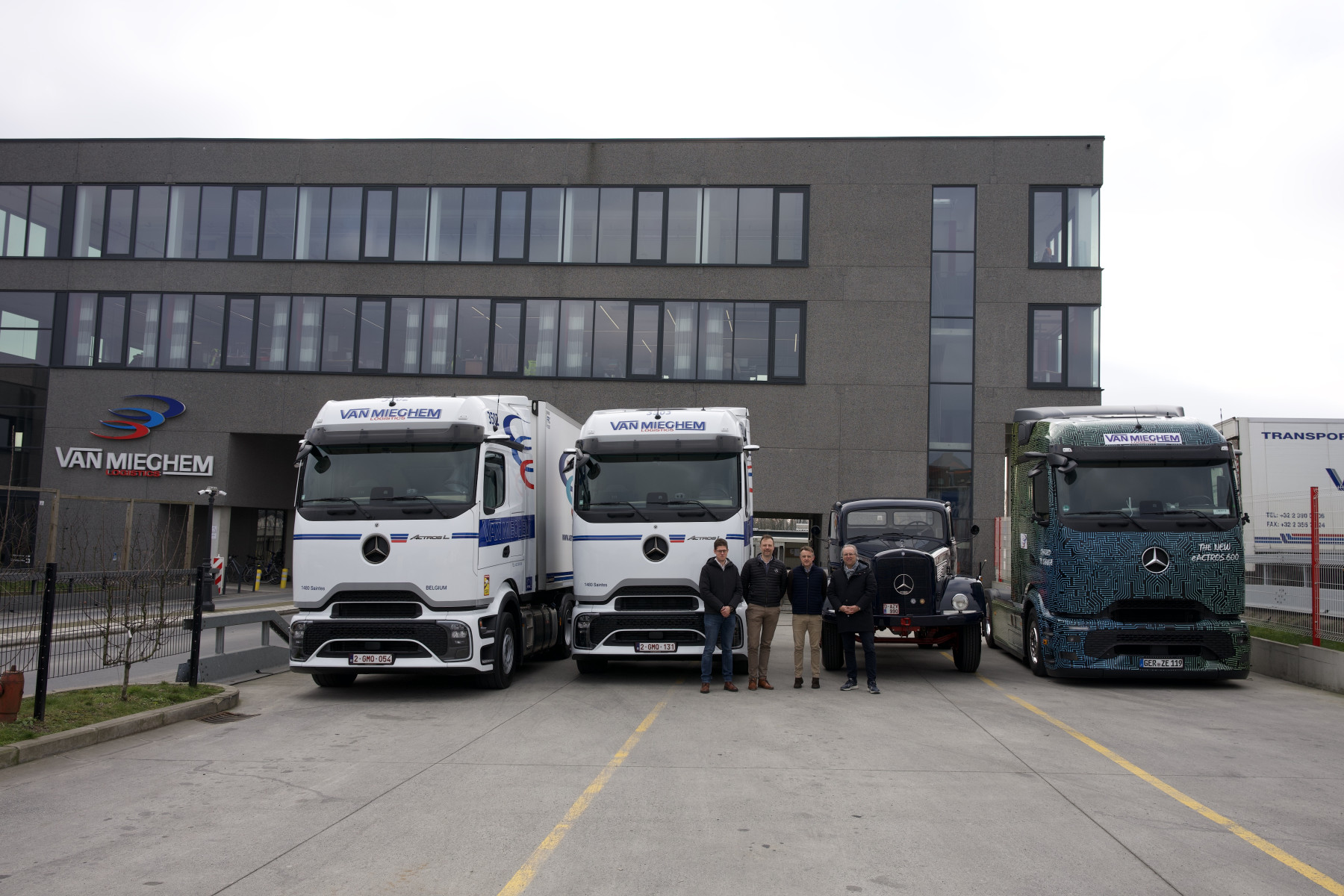 Les premiers Actros L avec ProCabin livrés à Van Mieghem Logistics