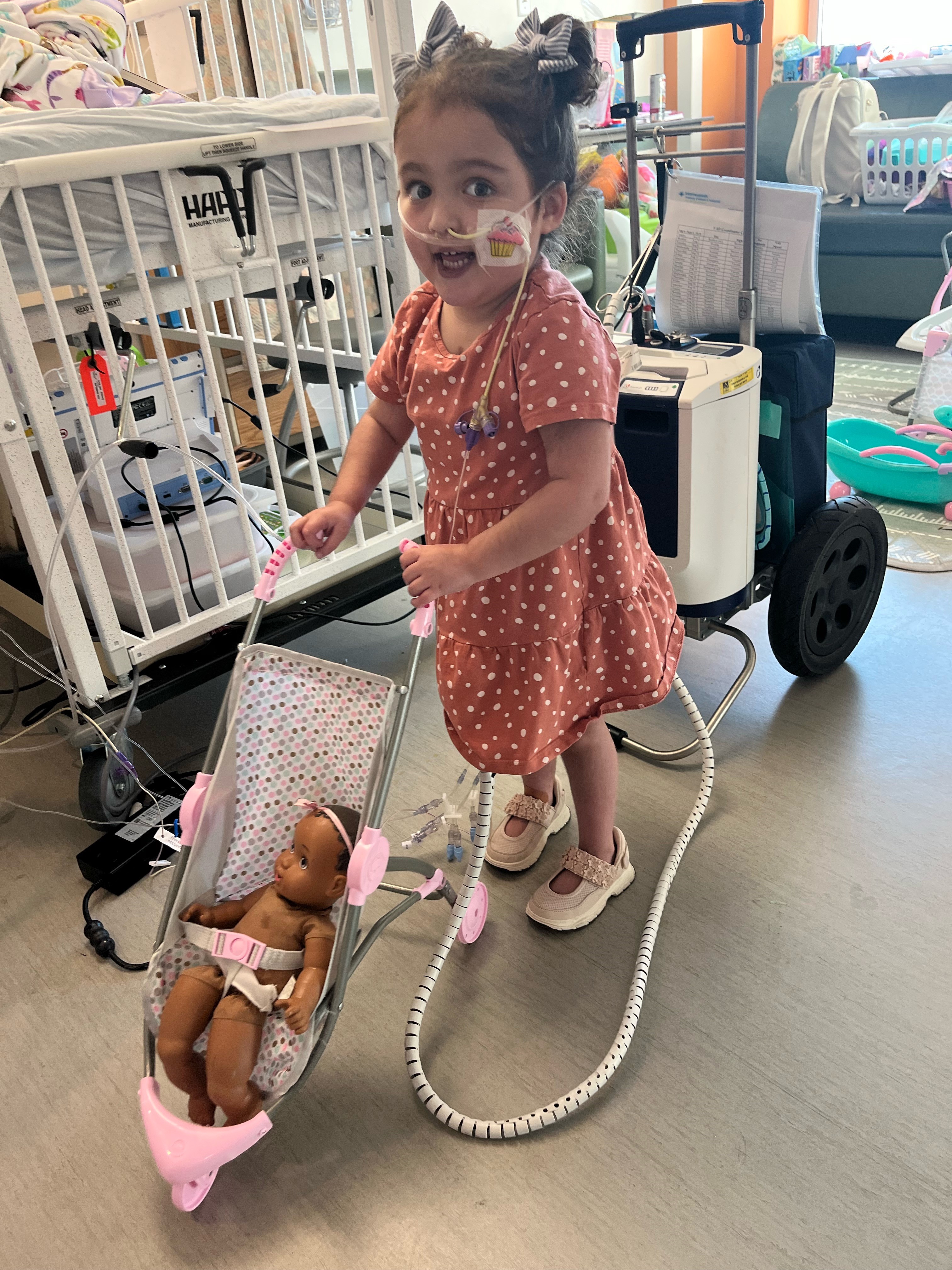 Una pequeña paciente de Intermountain Primary Children’s Hospital es la ...