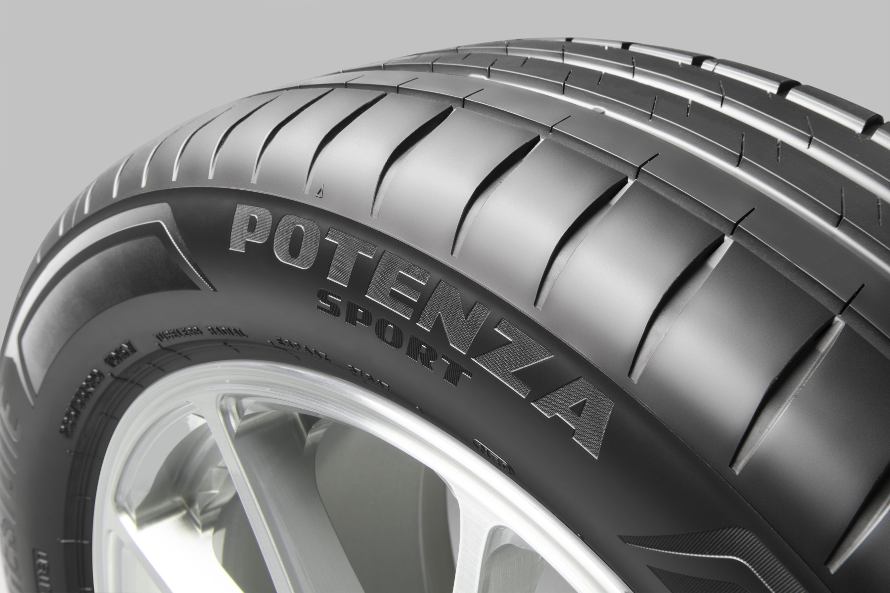 Bridgestone opracował opony dla Porsche Macan Electric i Panamera