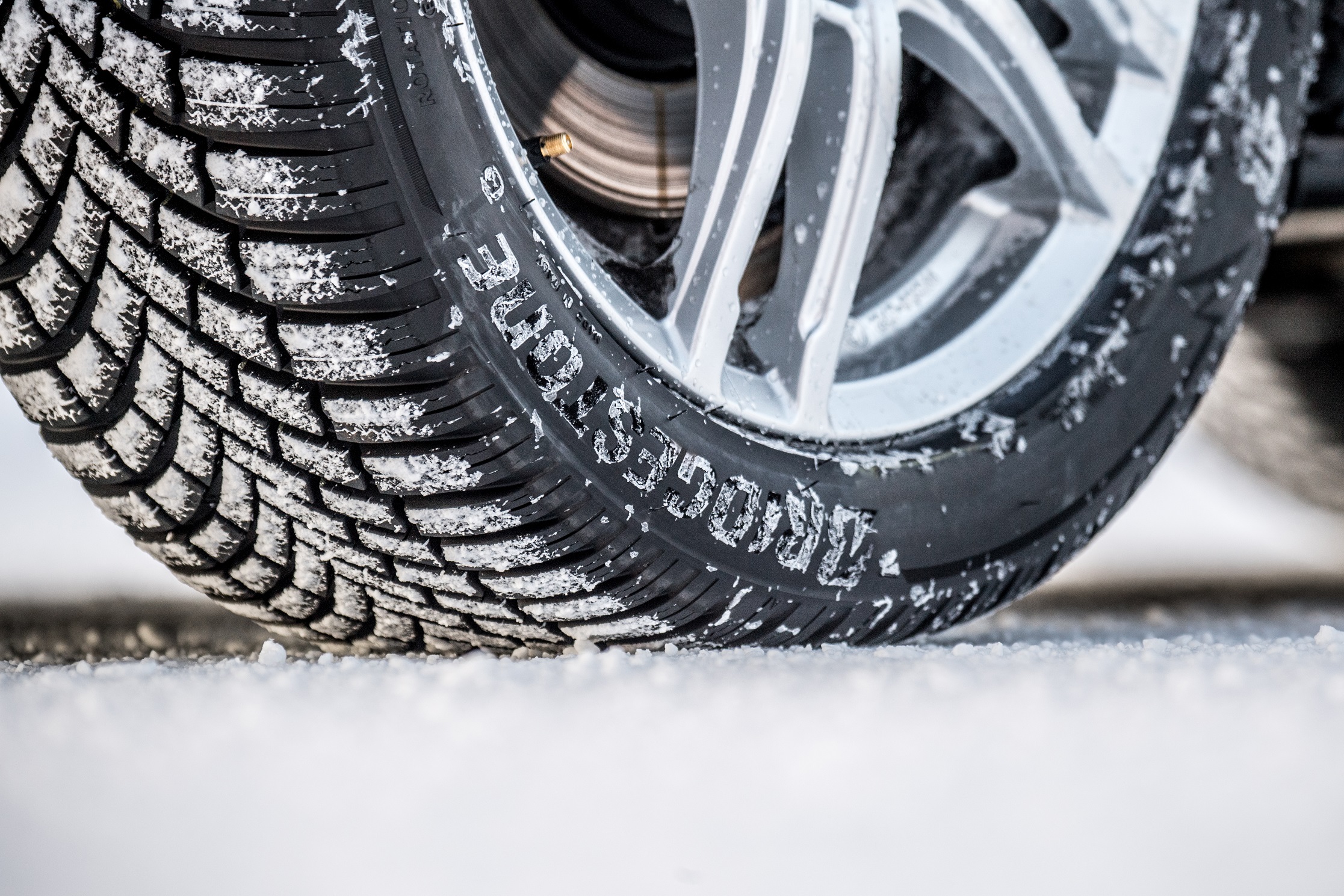Bridgestone Blizzak LM005 sichert sich Testsieg im Winterreifen-Test ...