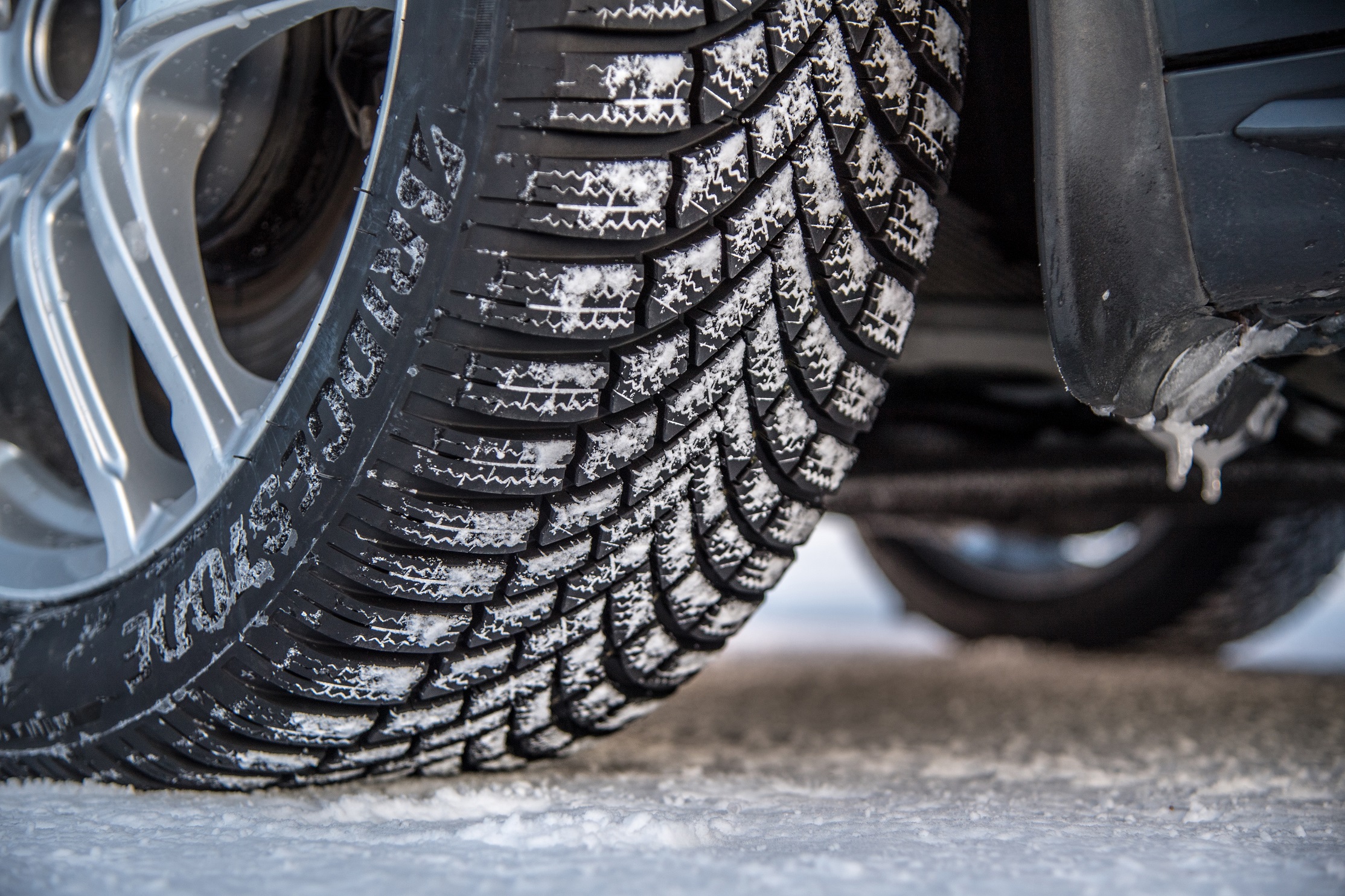 Bridgestone Blizzak LM005 fährt Testsieg im Winterreifentest der TYRE ...