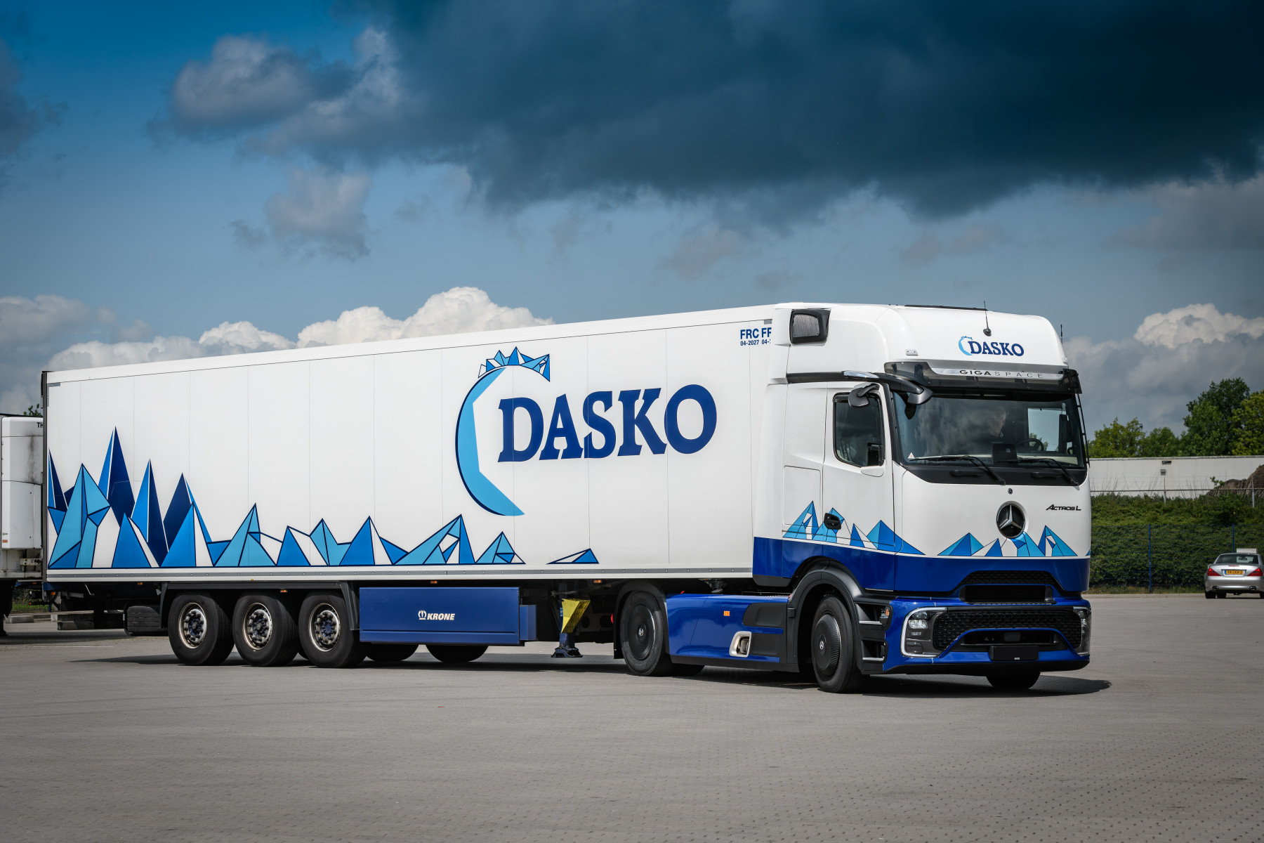 Tien nieuwe Mercedes-Benz Actros L trekkers met ProCabin voor Dasko