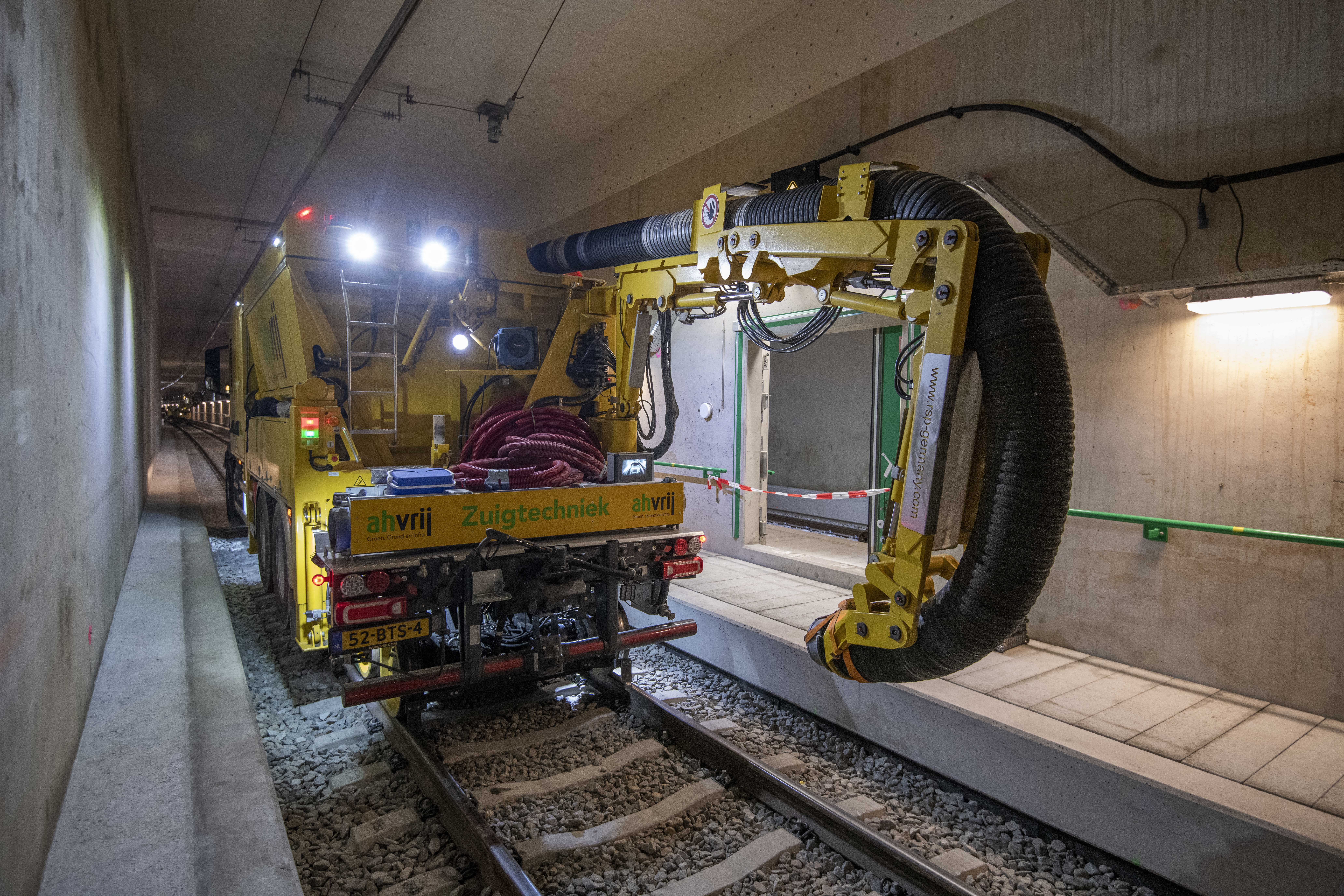 Nieuwe Mercedes-Benz Actros met spooronderstel voor AH Vrij uit Wateringen