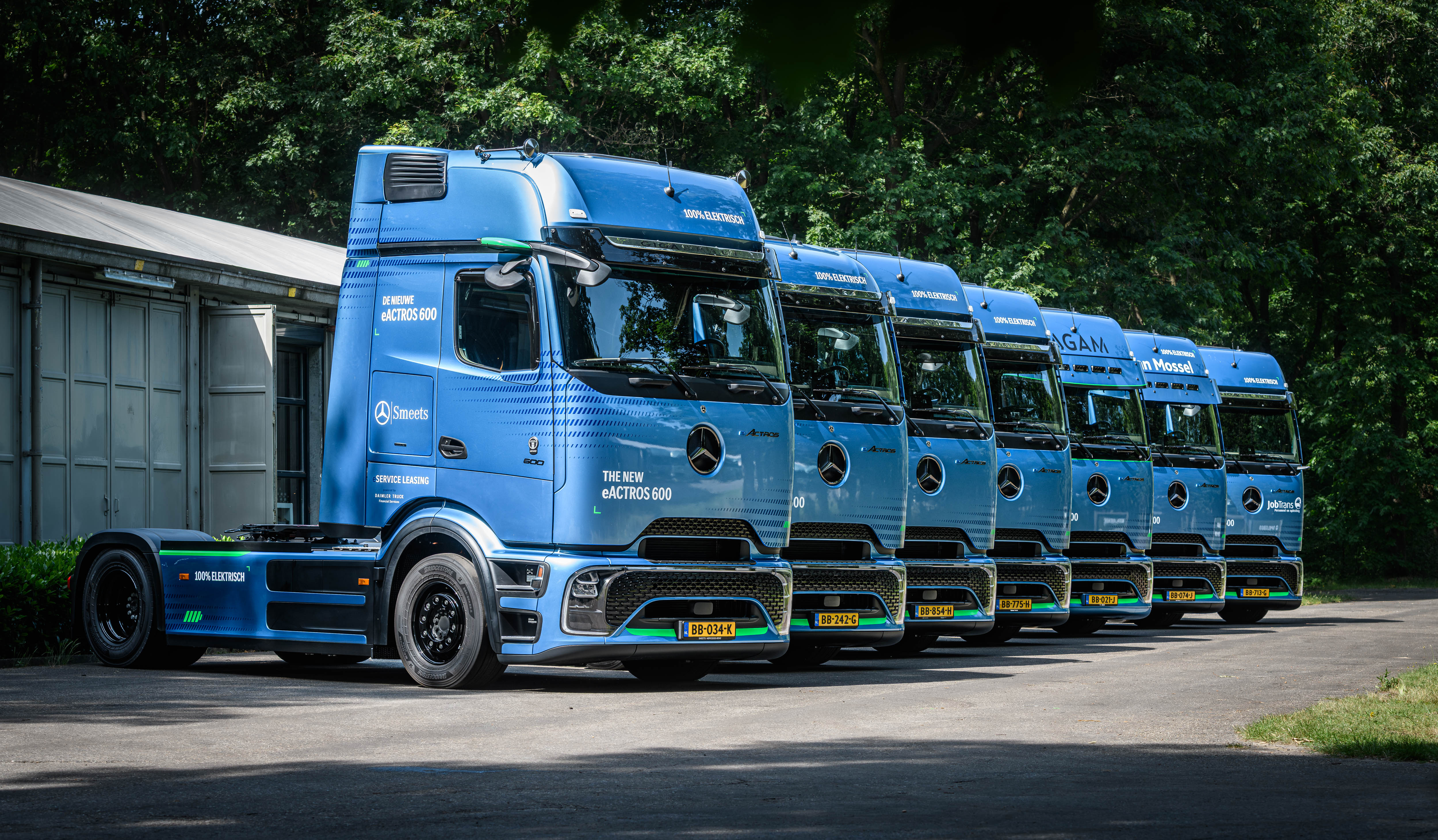 Demo voertuigen van nieuwste generatie trucks van Mercedes-Benz klaar ...