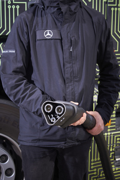 Le Mercedes eActros 600 se charge avec une prise MCS