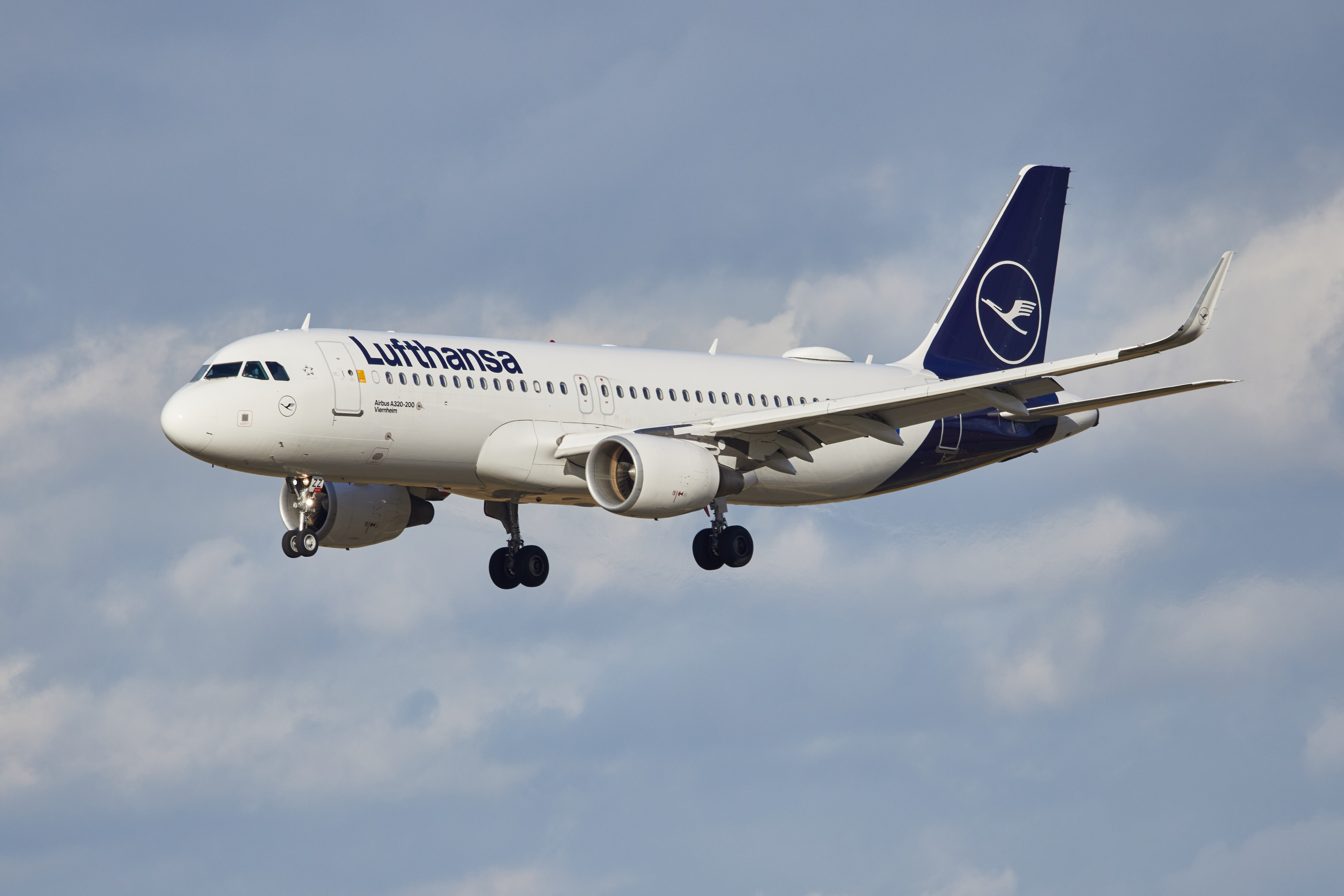 Lufthansa equips short- and medium-haul aircraft with new cabins