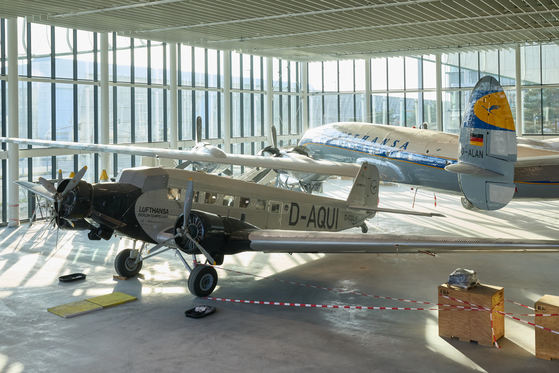 Historische Flugzeuge Ju 52 und Super Star im Lufthansa Group Hangar ...