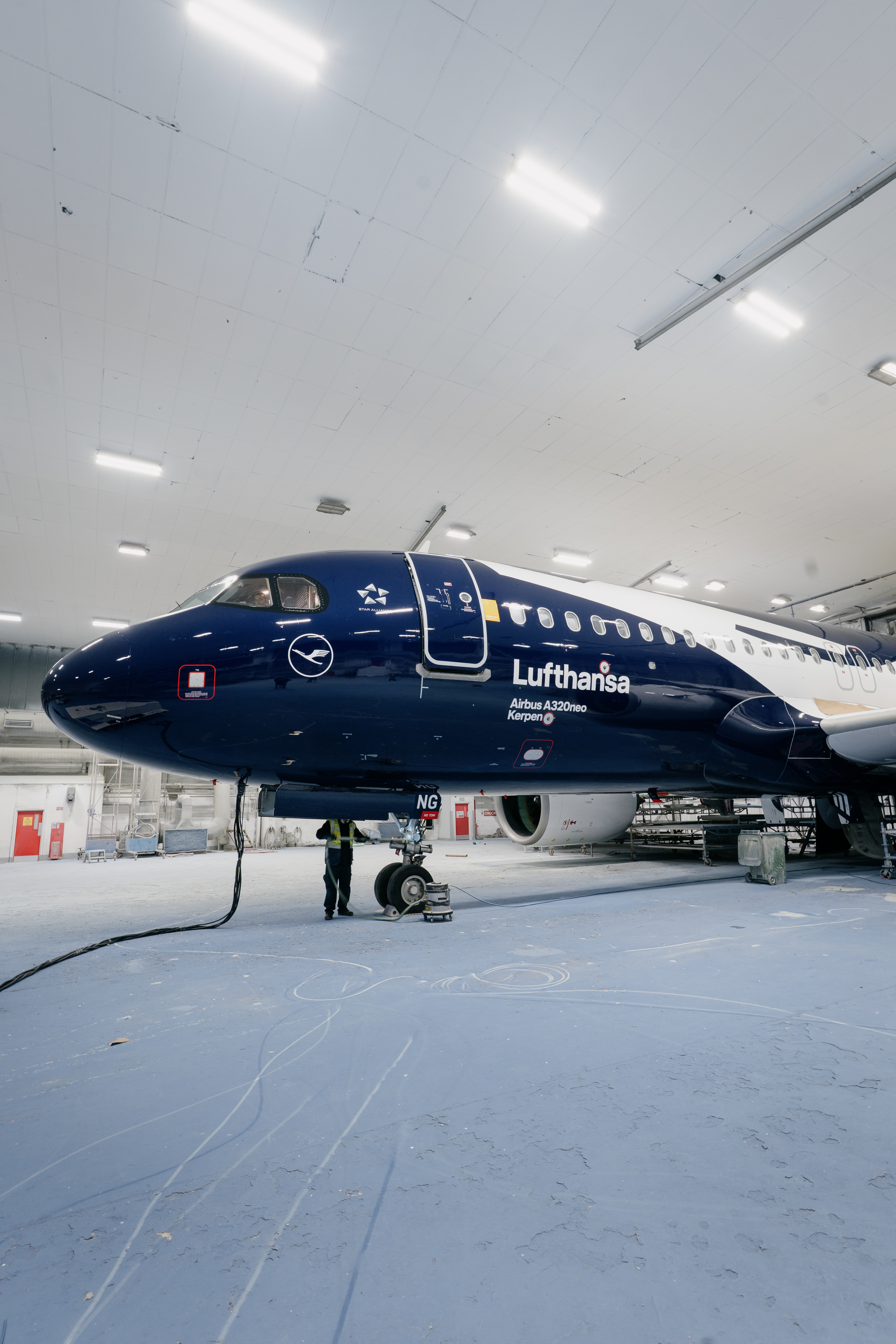 Lufthansa anniversary fleet grows: now also includes A320 and A350 with ...