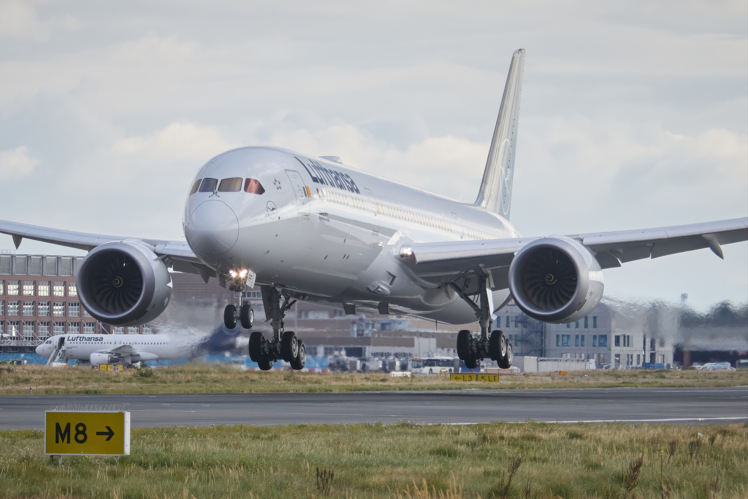 First Dreamliner with Lufthansa Allegris lands in Frankfurt