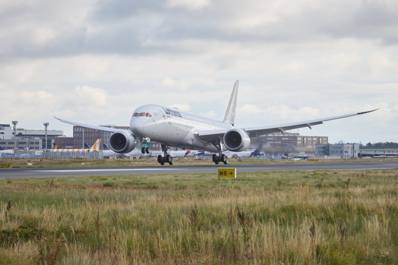 Erster Dreamliner mit Lufthansa Allegris in Frankfurt gelandet