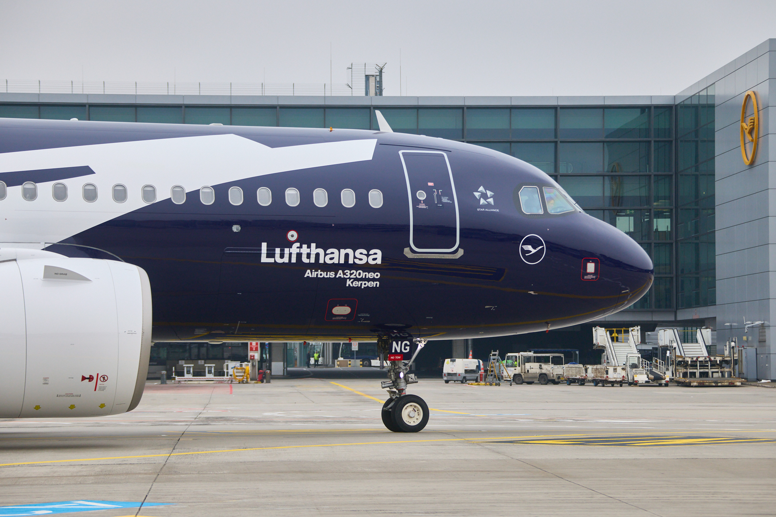 Lufthansa anniversary fleet grows: now also includes A320 and A350 with ...