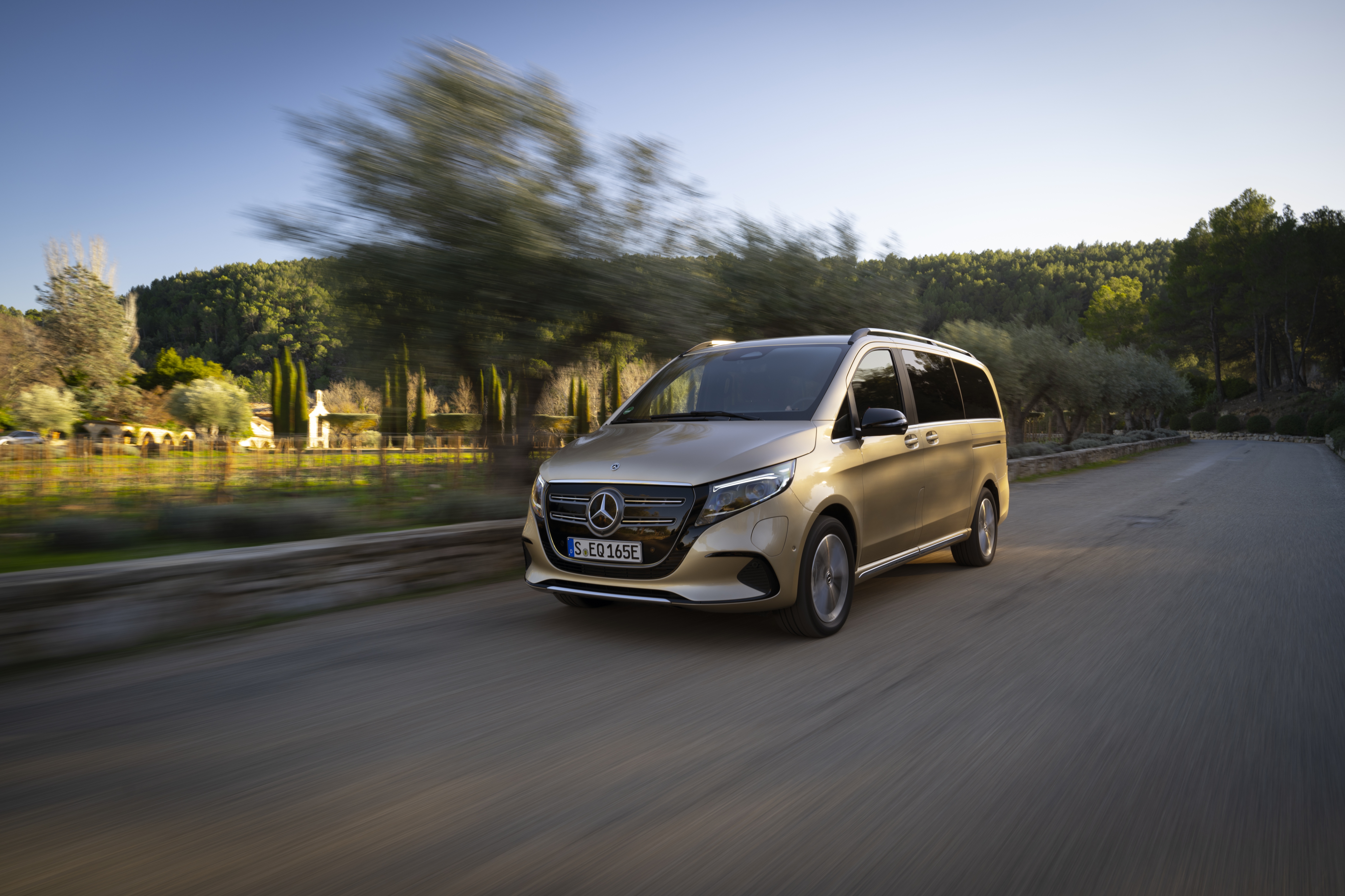 Tamamen elektrikli yeni Mercedes-Benz EQV ile lüks segmente elektrikli ...