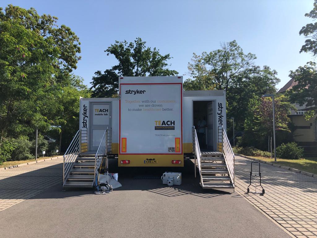 PRESSEEINLADUNG: Ärzte-Training im OP-Saal auf Rädern