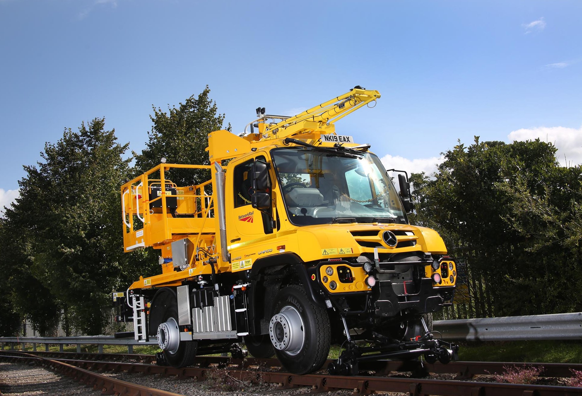 Network Rail turns to LH Group for eight more Mercedes-Benz Unimog road ...