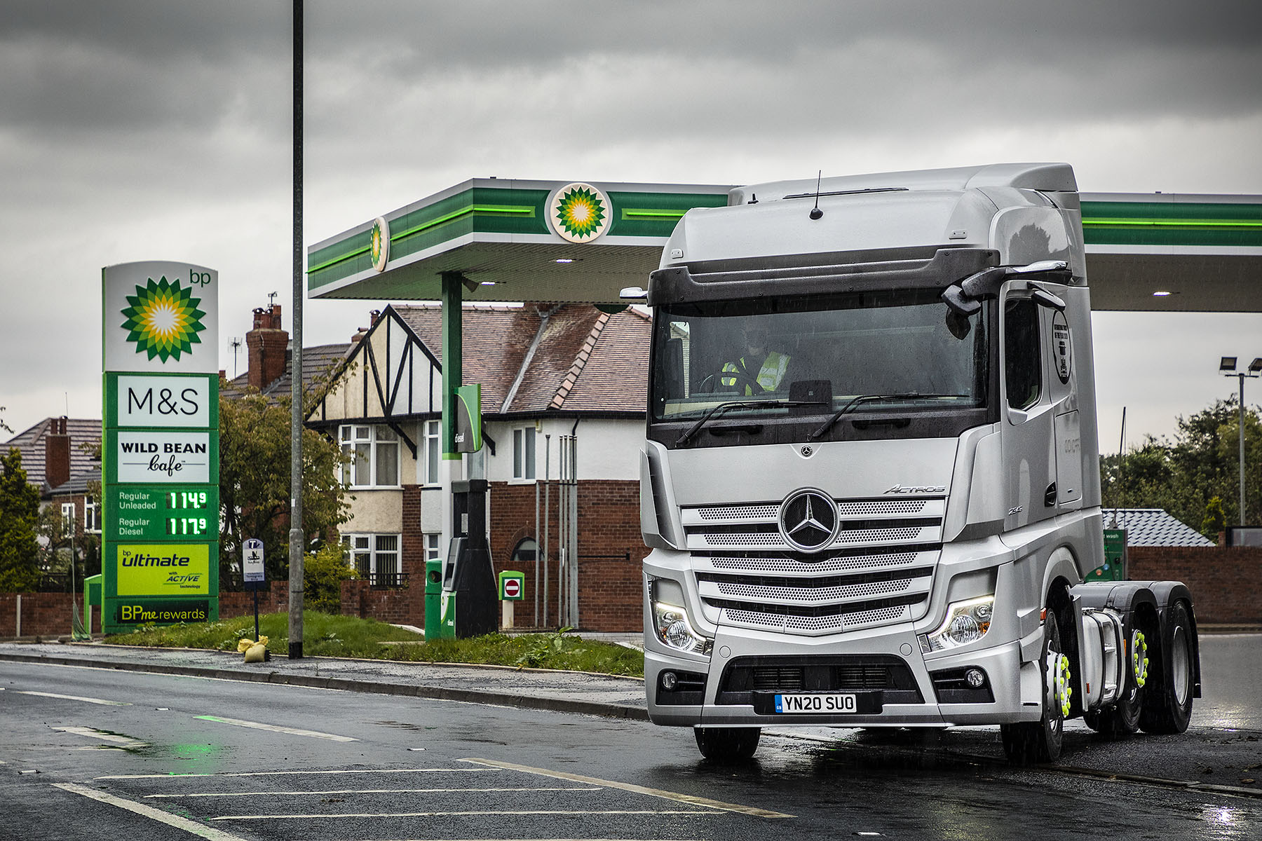 bp and Mercedes-Benz trial pioneering digital in-truck fuel payments in UK