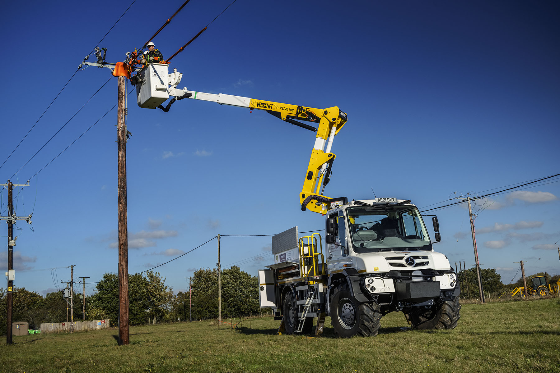 Versatile Versalift-equipped Mercedes-Benz Unimogs lead the line for UK ...