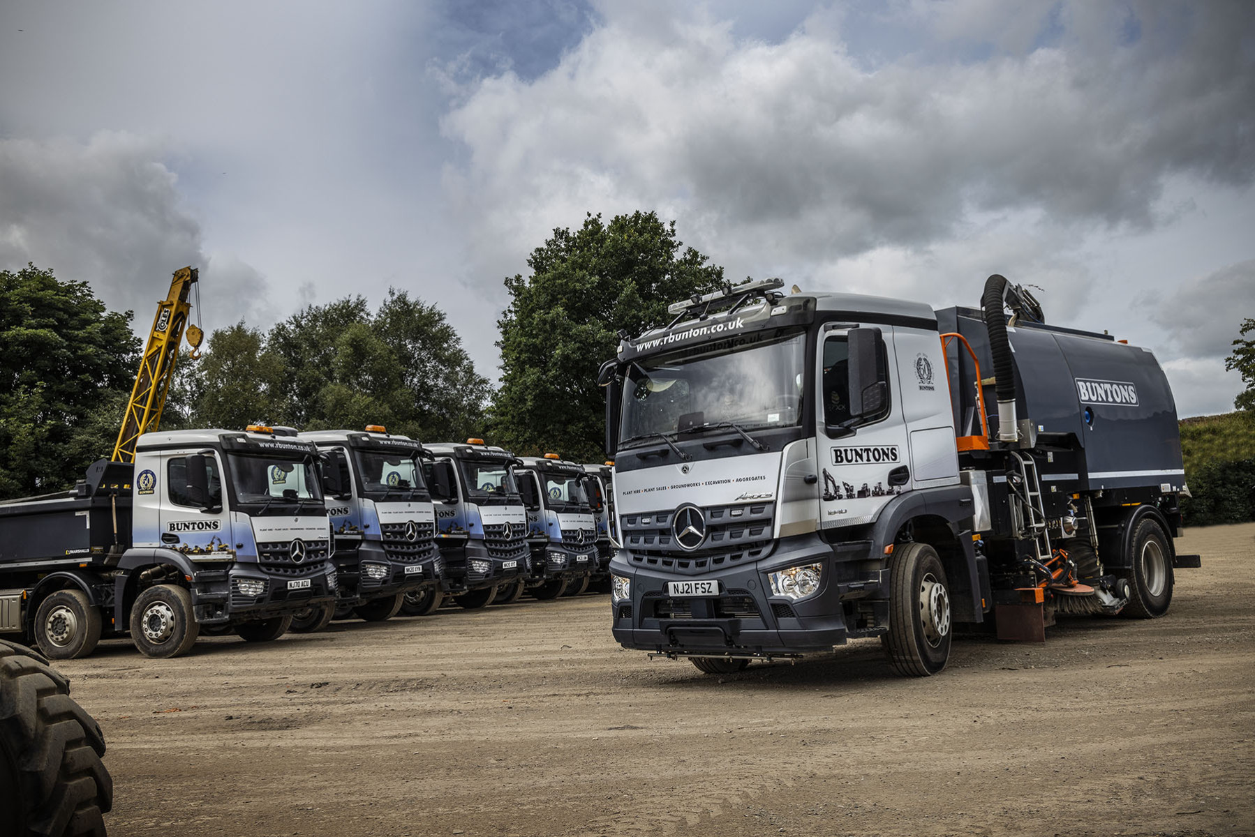 Mercedes-Benz sweeps the Buntons board again, with another six Arocs ...