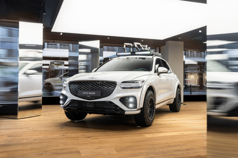 GENESIS SHOWCASES X SNOW SPEEDIUM, GV70 SNOW AT GENESIS STUDIO GENEVA