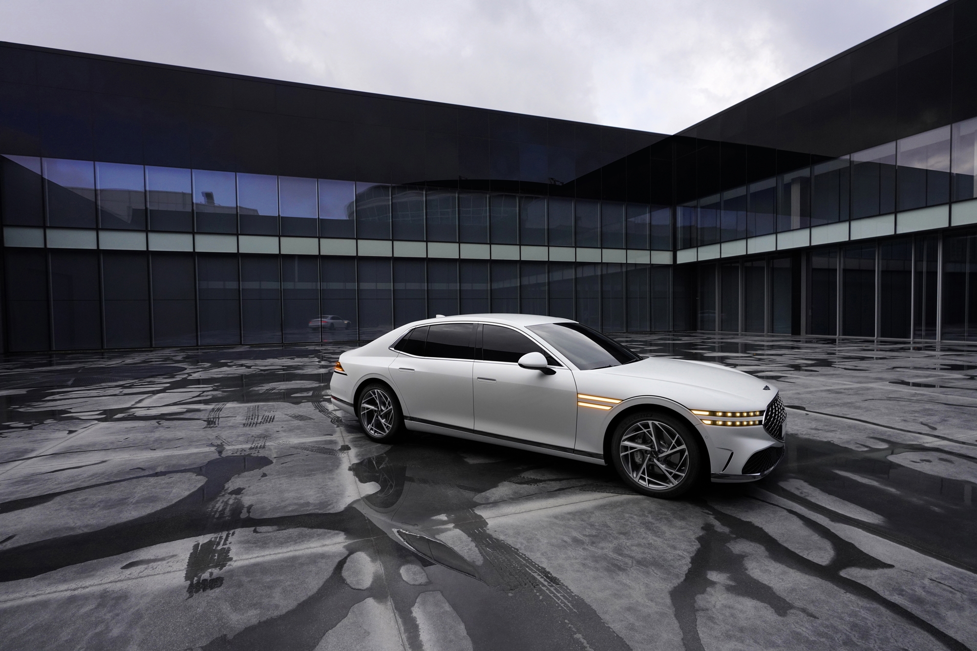 GENESIS UNVEILS EXTERIOR IMAGES OF THE G90