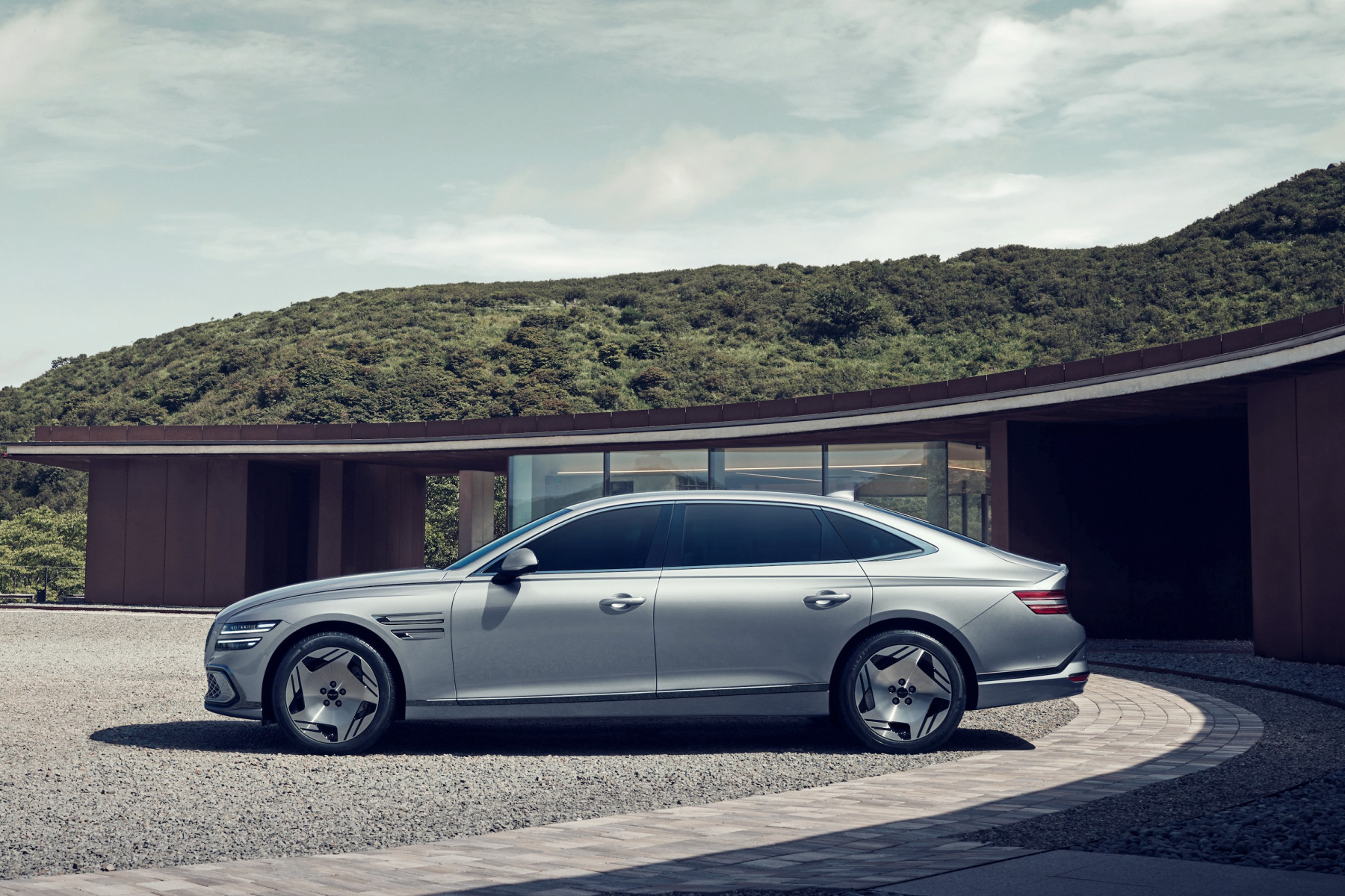 WHAT A LONGER WHEELBASE MEANS FOR THE REDESIGNED GENESIS ELECTRIFIED G80