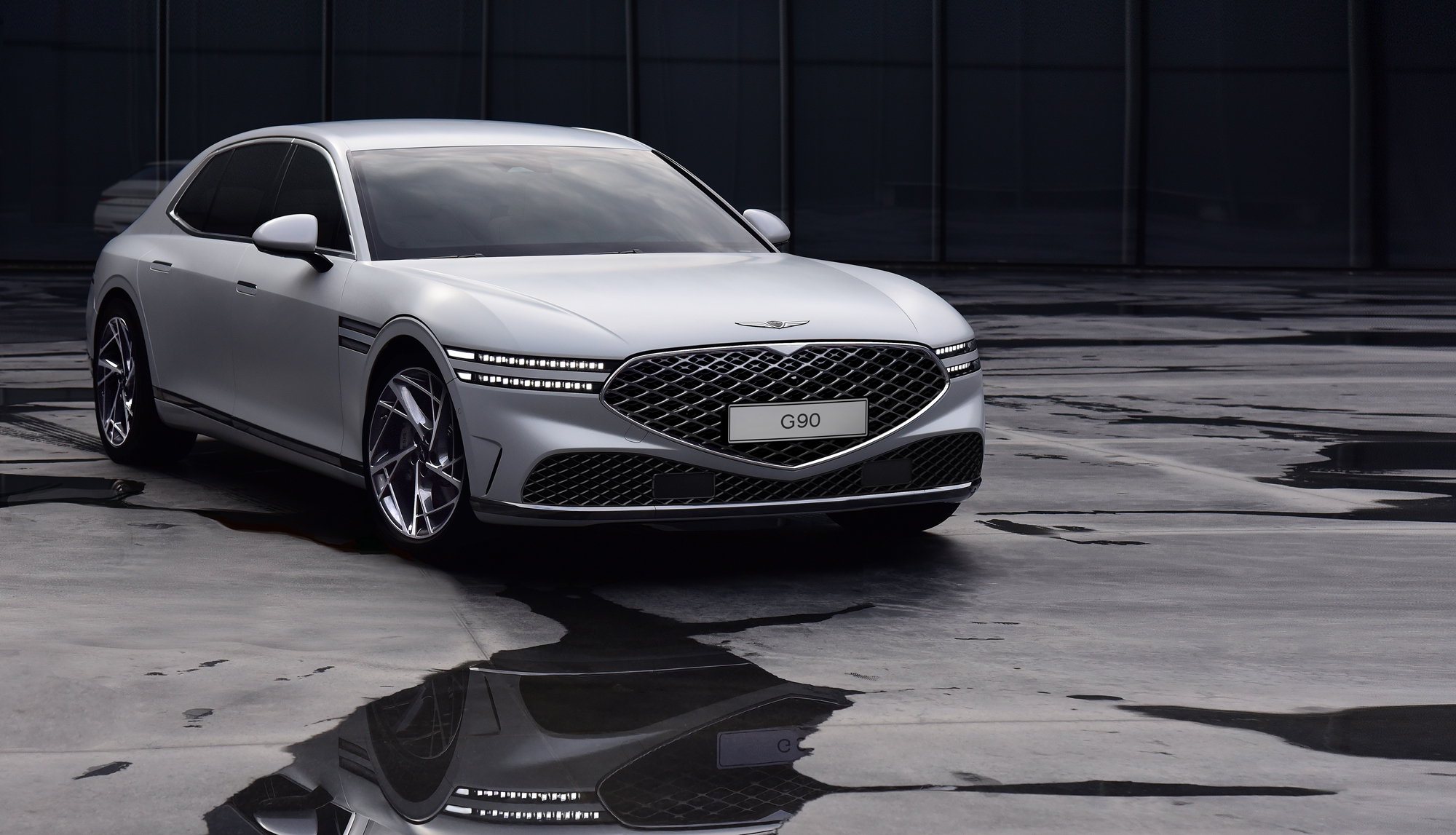 GENESIS UNVEILS EXTERIOR IMAGES OF THE G90