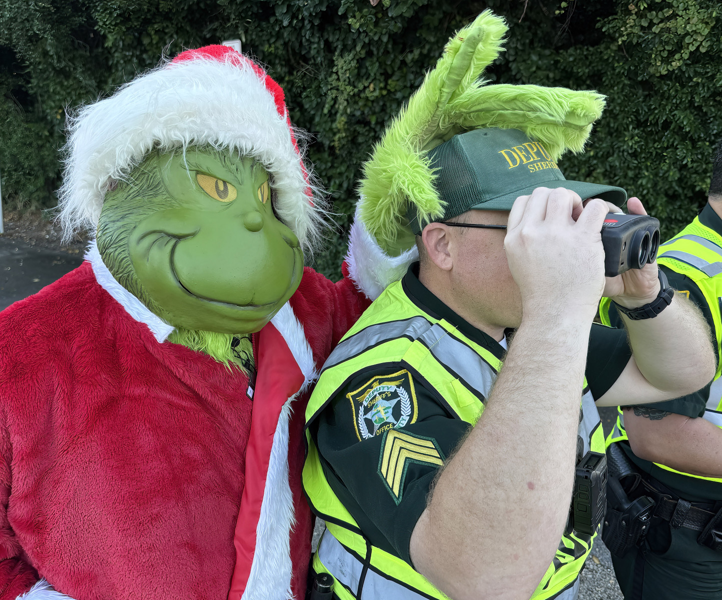Florida Keys ‘Officer Grinch’ Issues Motorists Onions Instead of Tickets