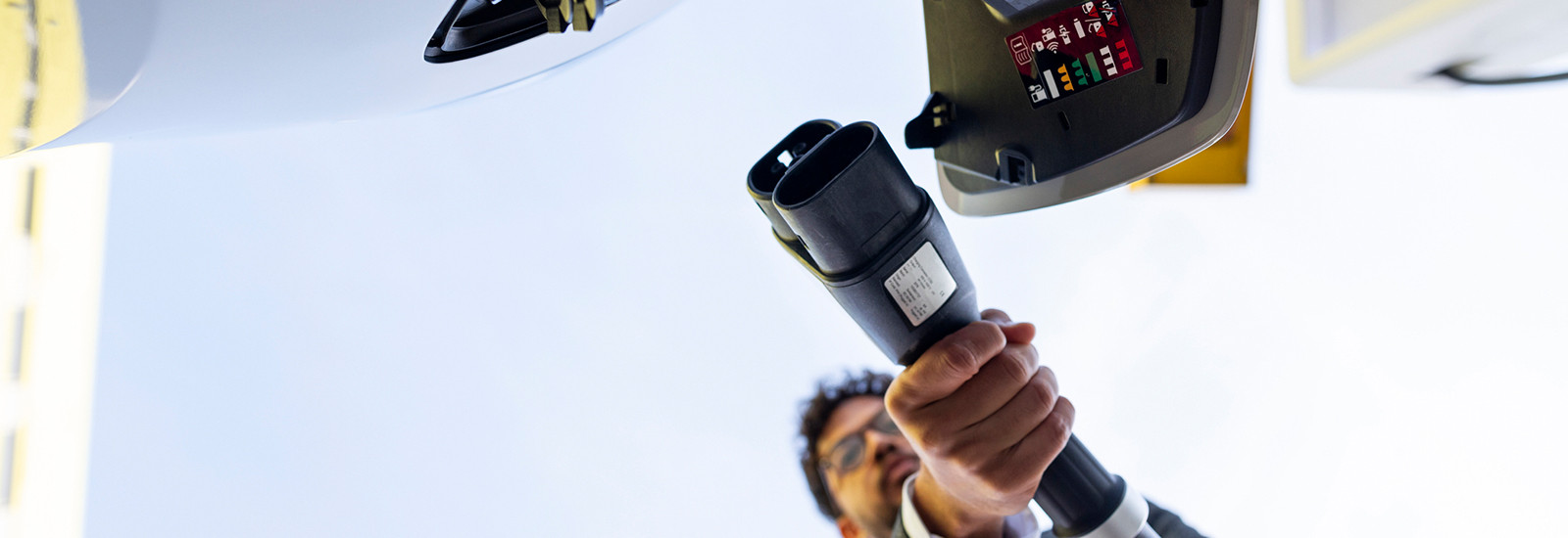 Interest in EVs Declines as Americans Shift Towards Hybrids