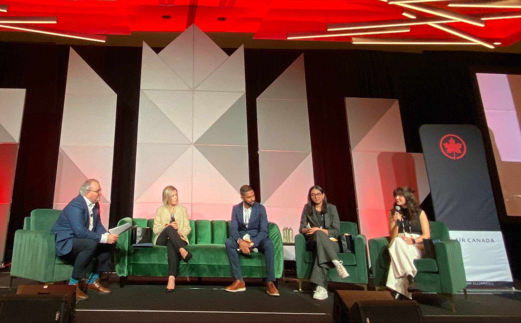 Air Canada rend hommage à de jeunes leaders du tourisme en leur ...