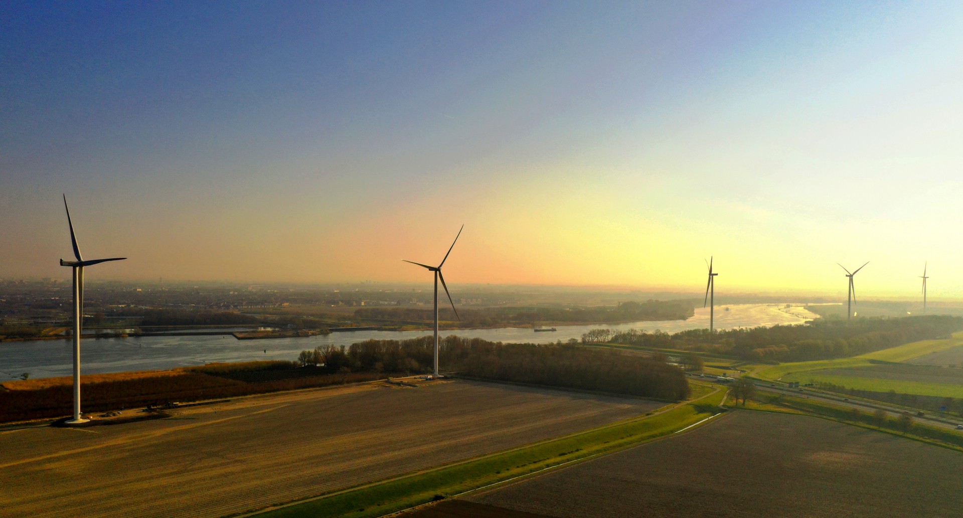 Renewable Factory en Eneco openen windpark Oude Maas