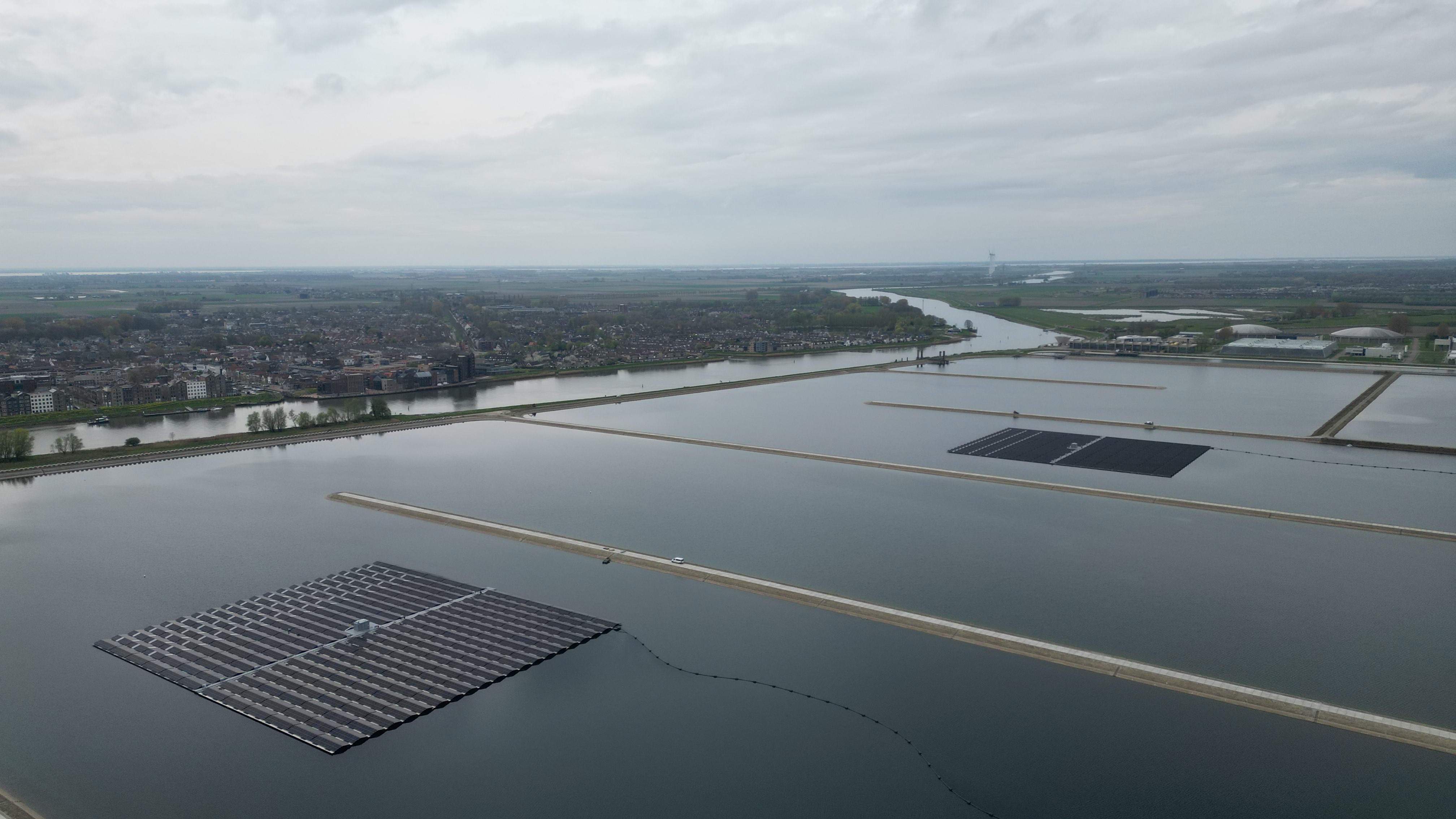 Evides en Eneco openen drijvend zonnepark op Berenplaat