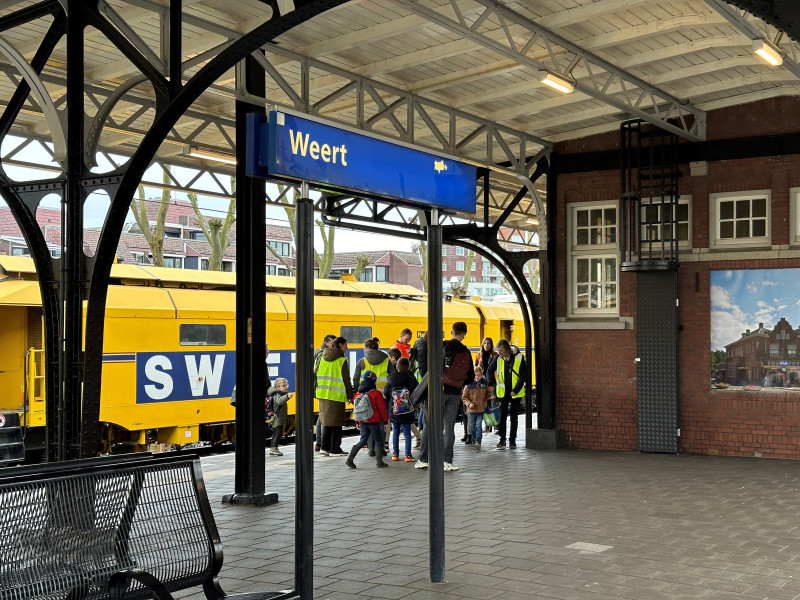 Slechtziende en blinde kinderen oefenen met reizen met de trein