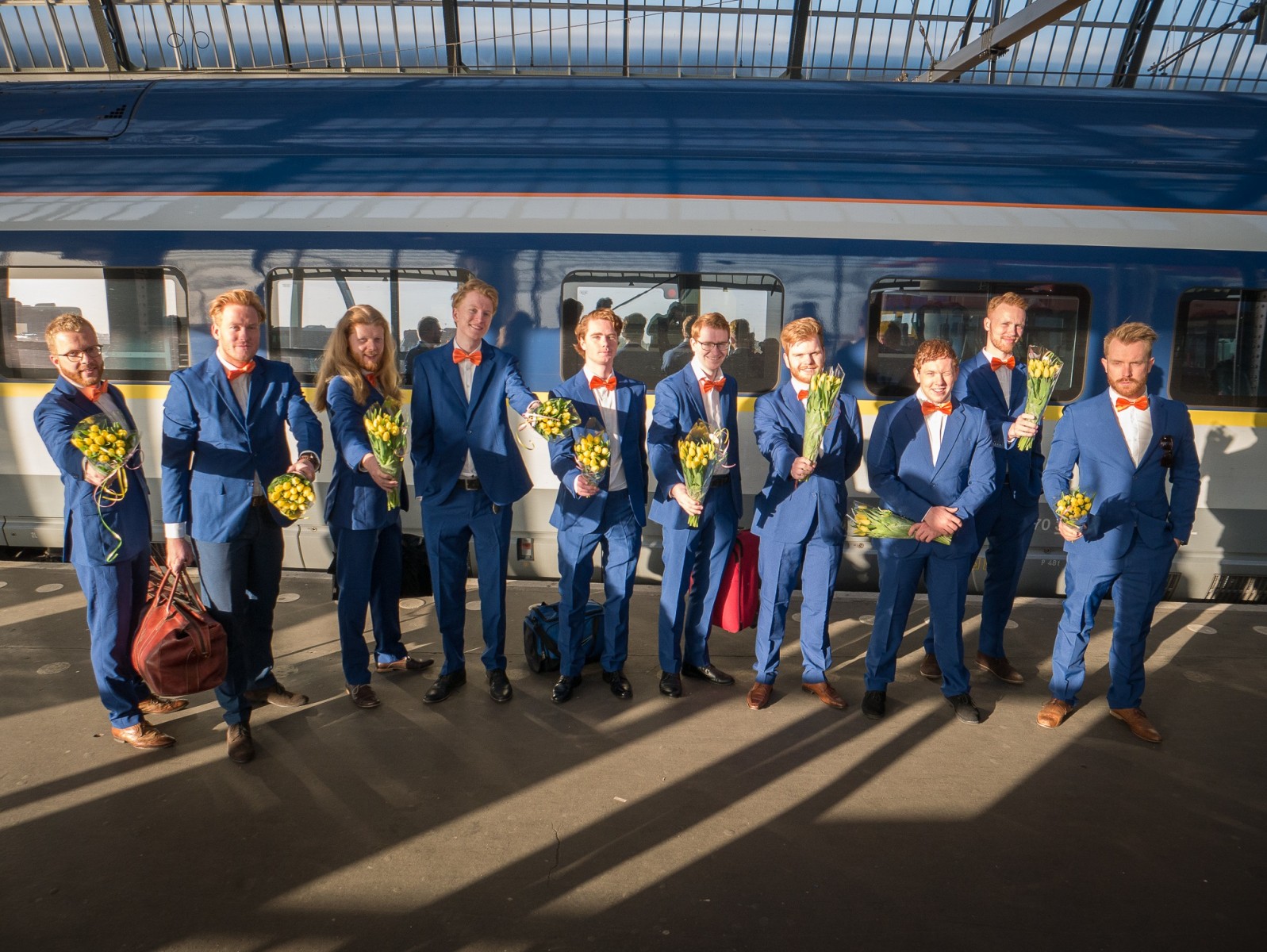 Nederlandse Harry lookalikes met trein naar London