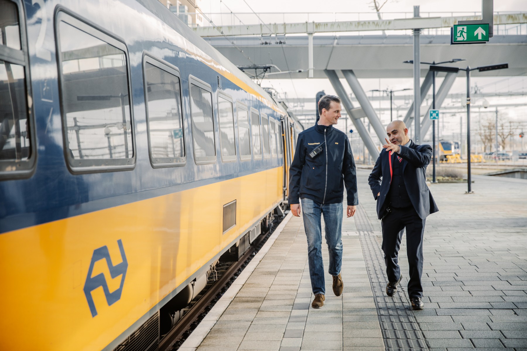 Eerste kantoorcollega’s als treinassistent de trein op