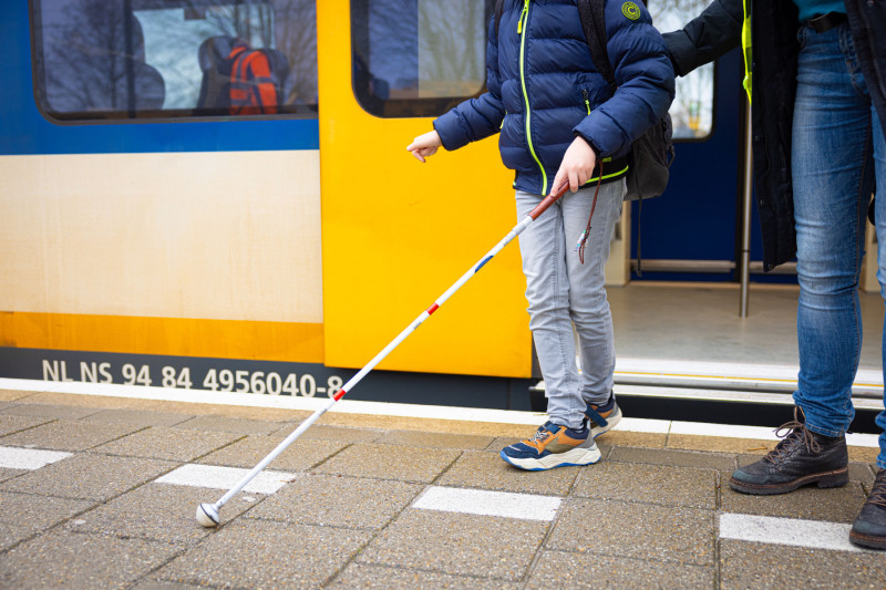 Slechtziende en blinde kinderen oefenen met reizen met de trein