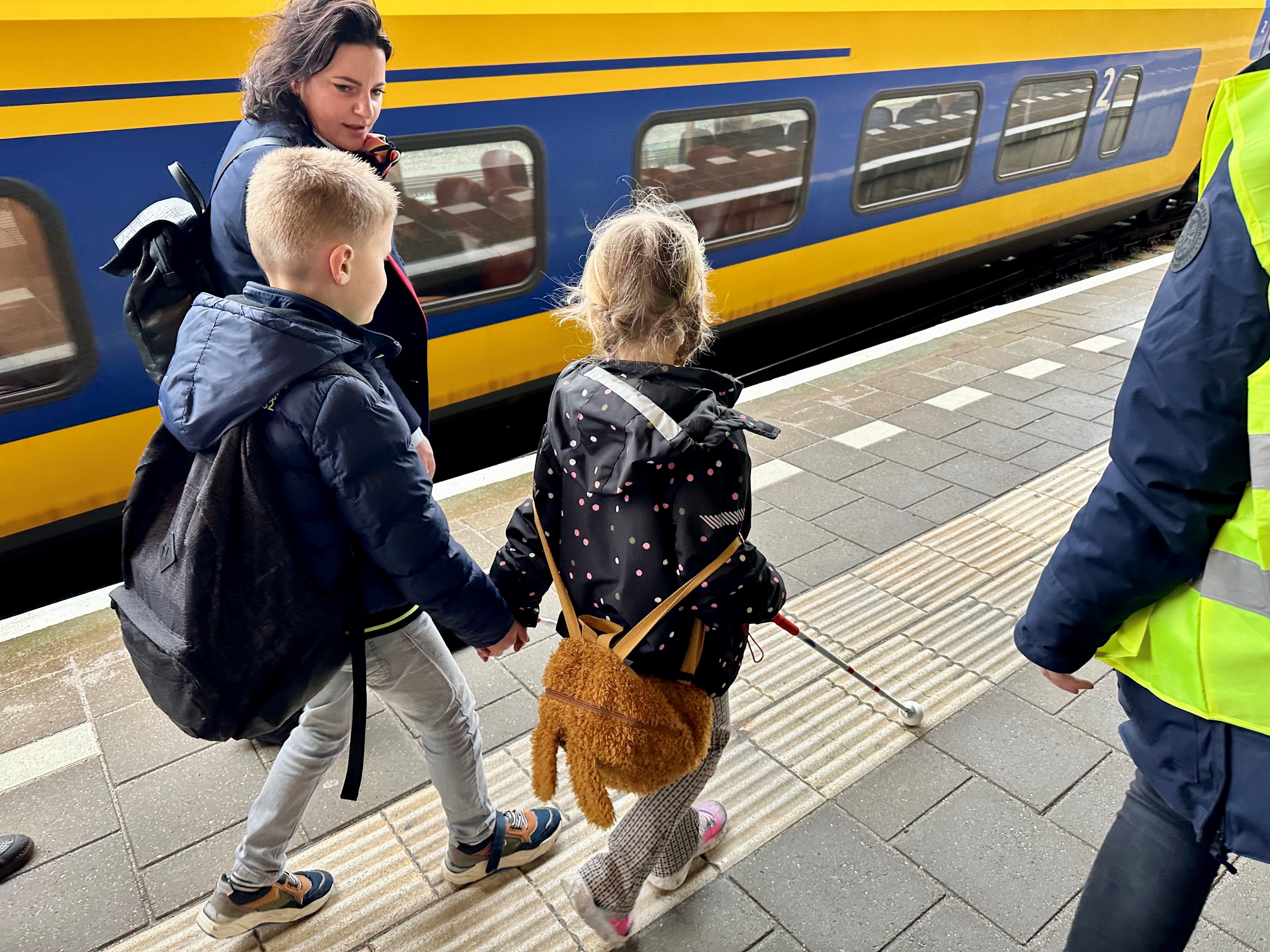 Slechtziende en blinde kinderen oefenen met reizen met de trein